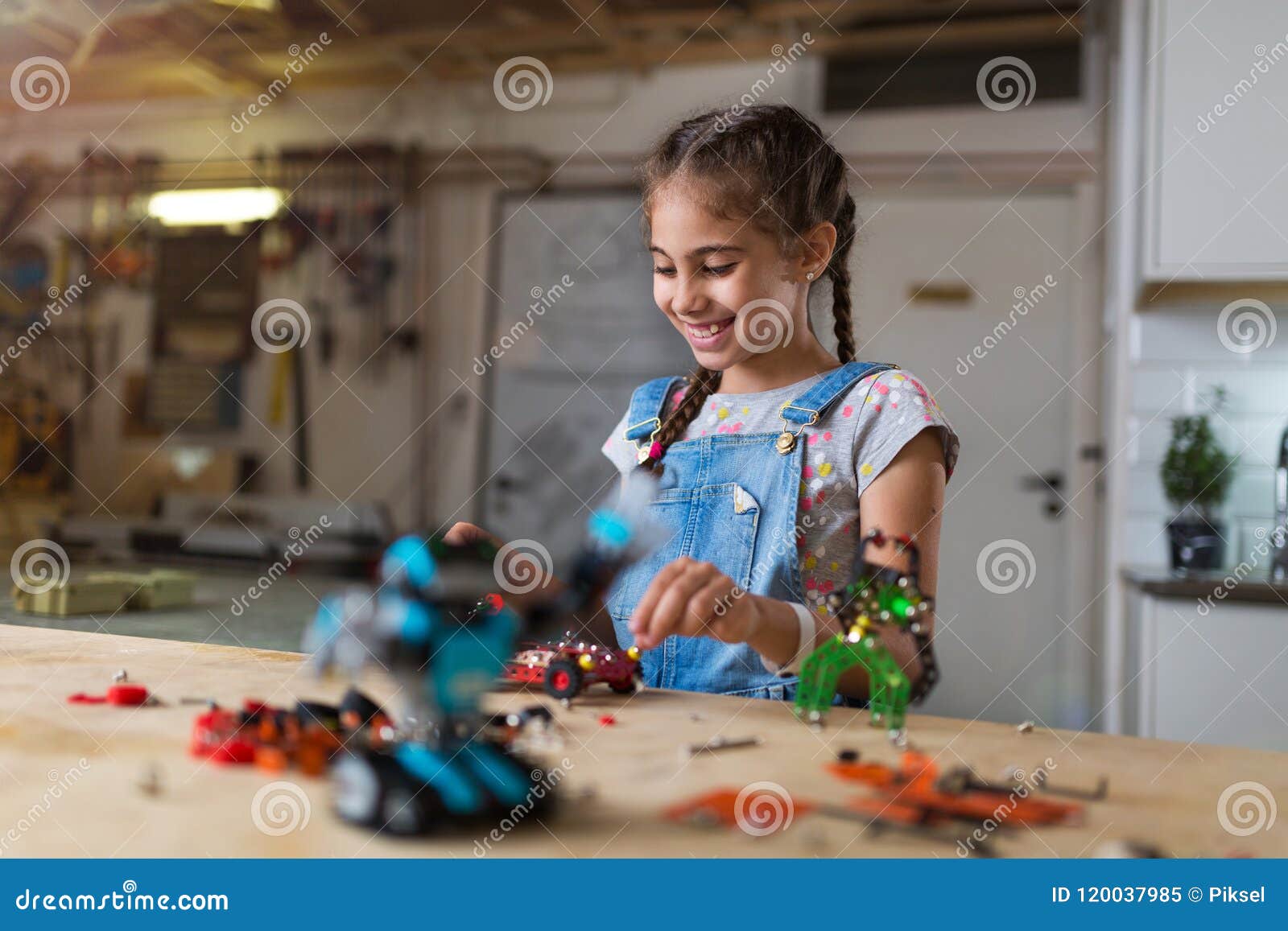 Klein Meisje Die Een Robot Maken Stock Afbeelding - Image of mensen ...