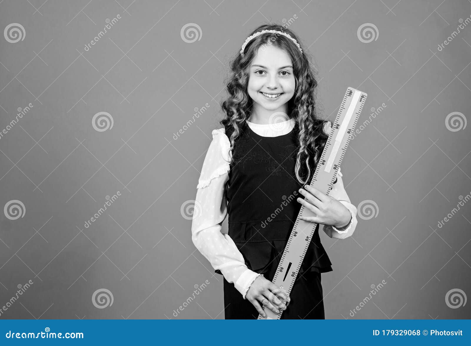 Klein Meisje Terug Naar School. Pupil Girl Met Grote Liniaal ... Klein Meisje Terug Naar School. Pupil Girl Met Grote Liniaal ...