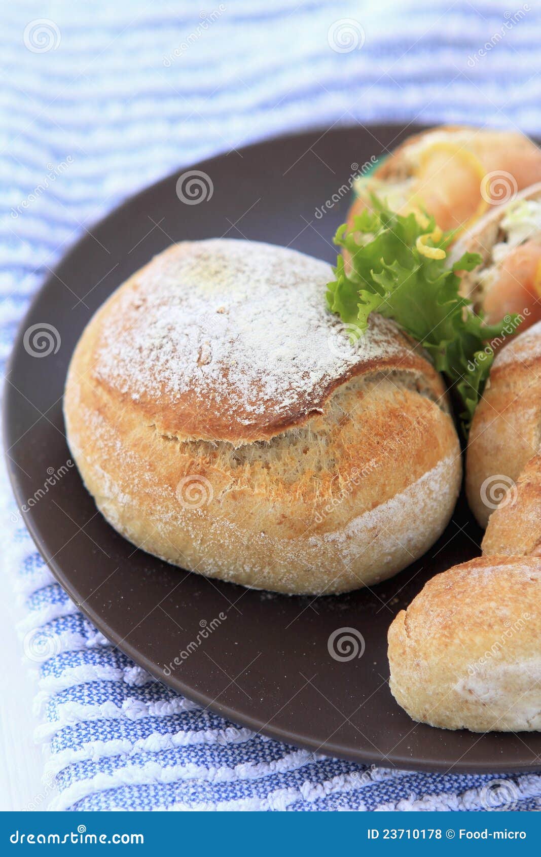 Klein rond broodbroodje stock foto. Image of ingrediënt - 23710178