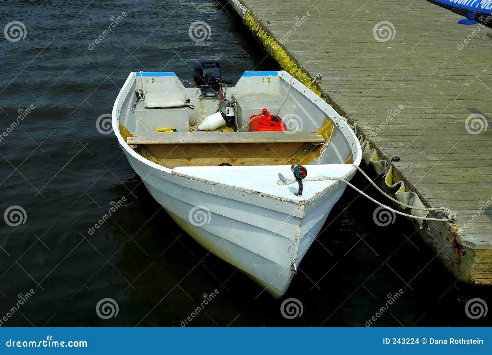 Kleine boot stock foto. Image of nave, buitenboord, water - 243224