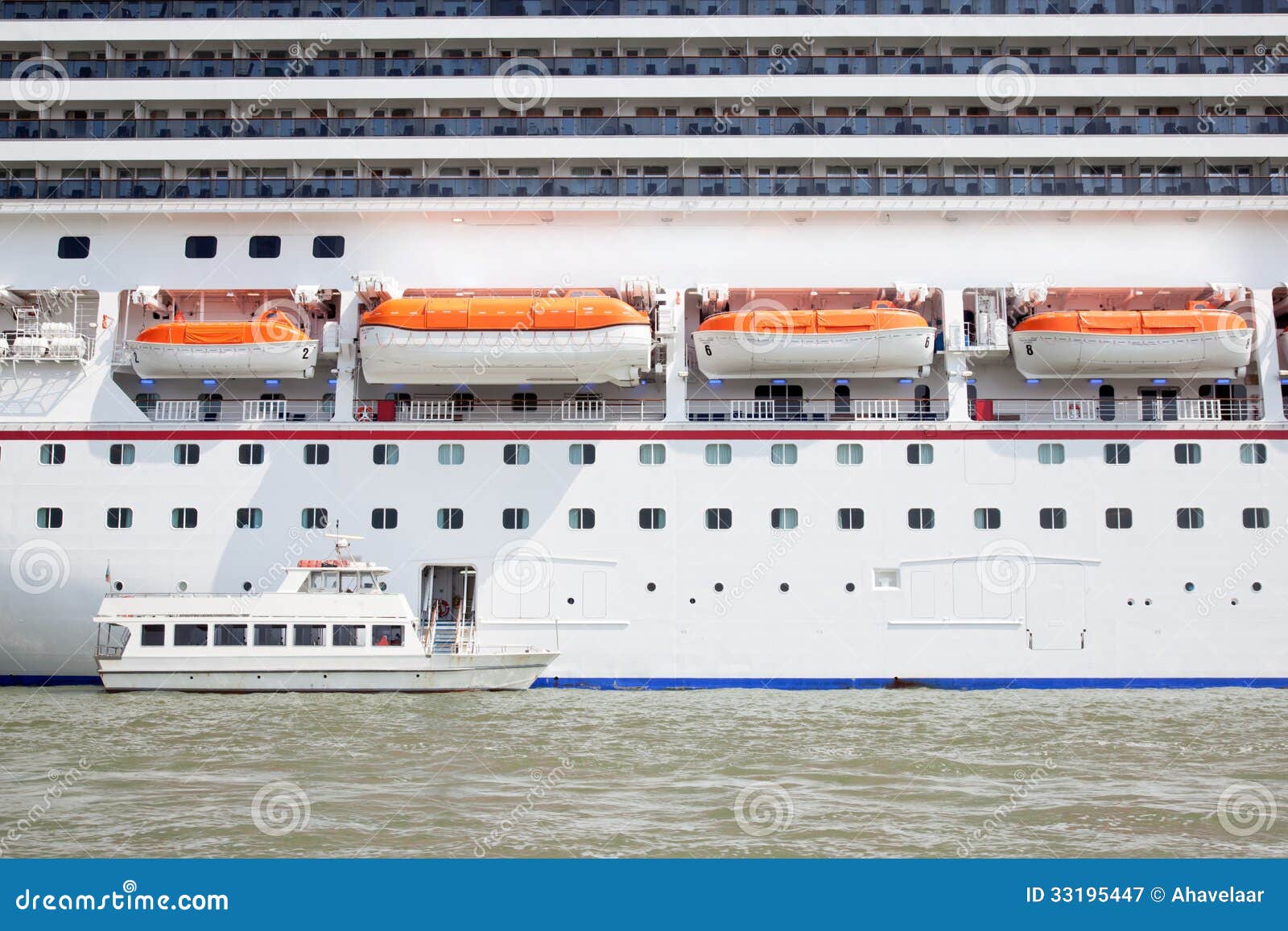 Kleine Boot En Groot Cruiseschip Stock Afbeelding - Image of reis ...