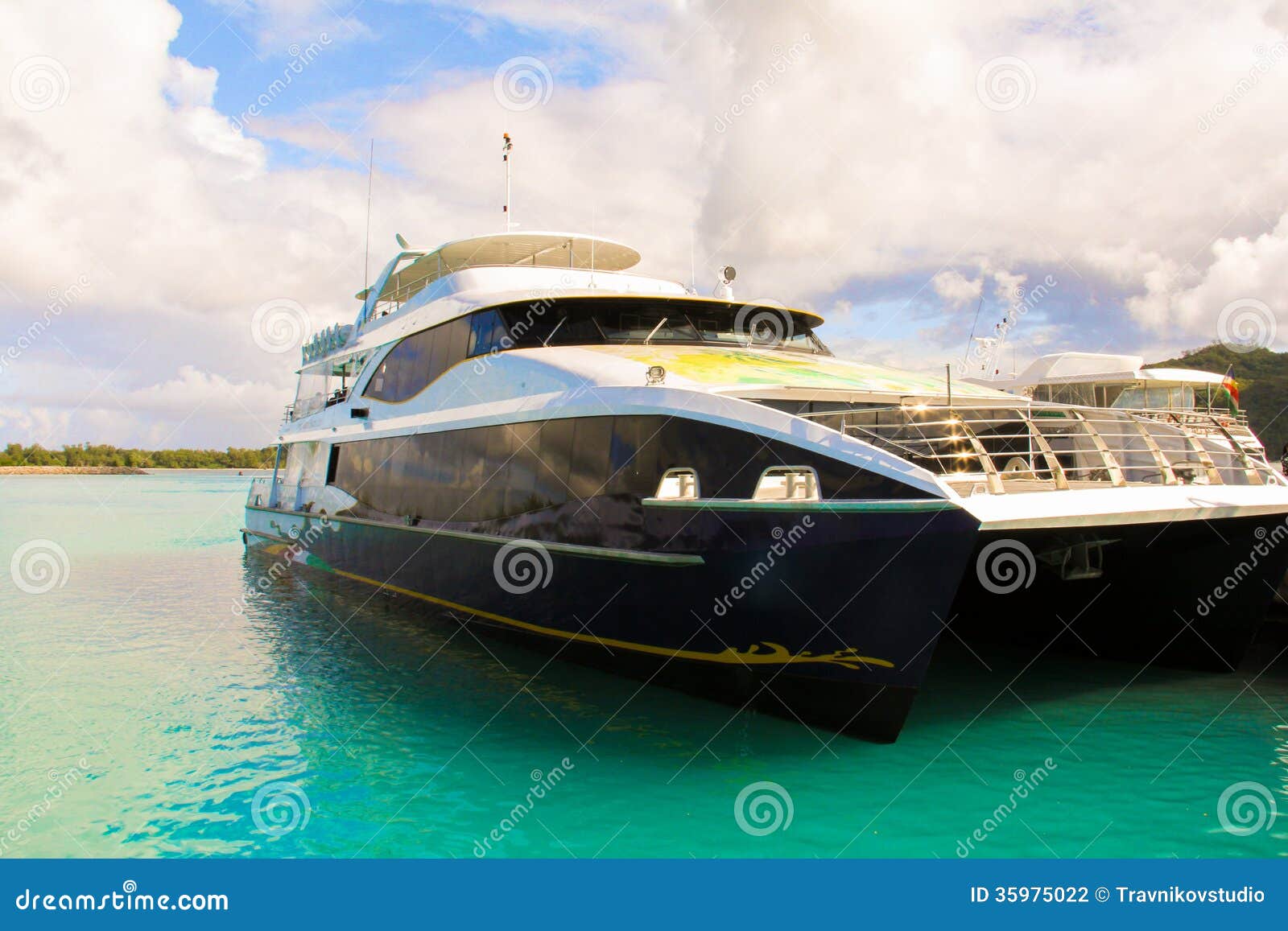 Kleine Boot En Kruiser Van De Kust Bij Tropisch Stock Foto - Image of ...
