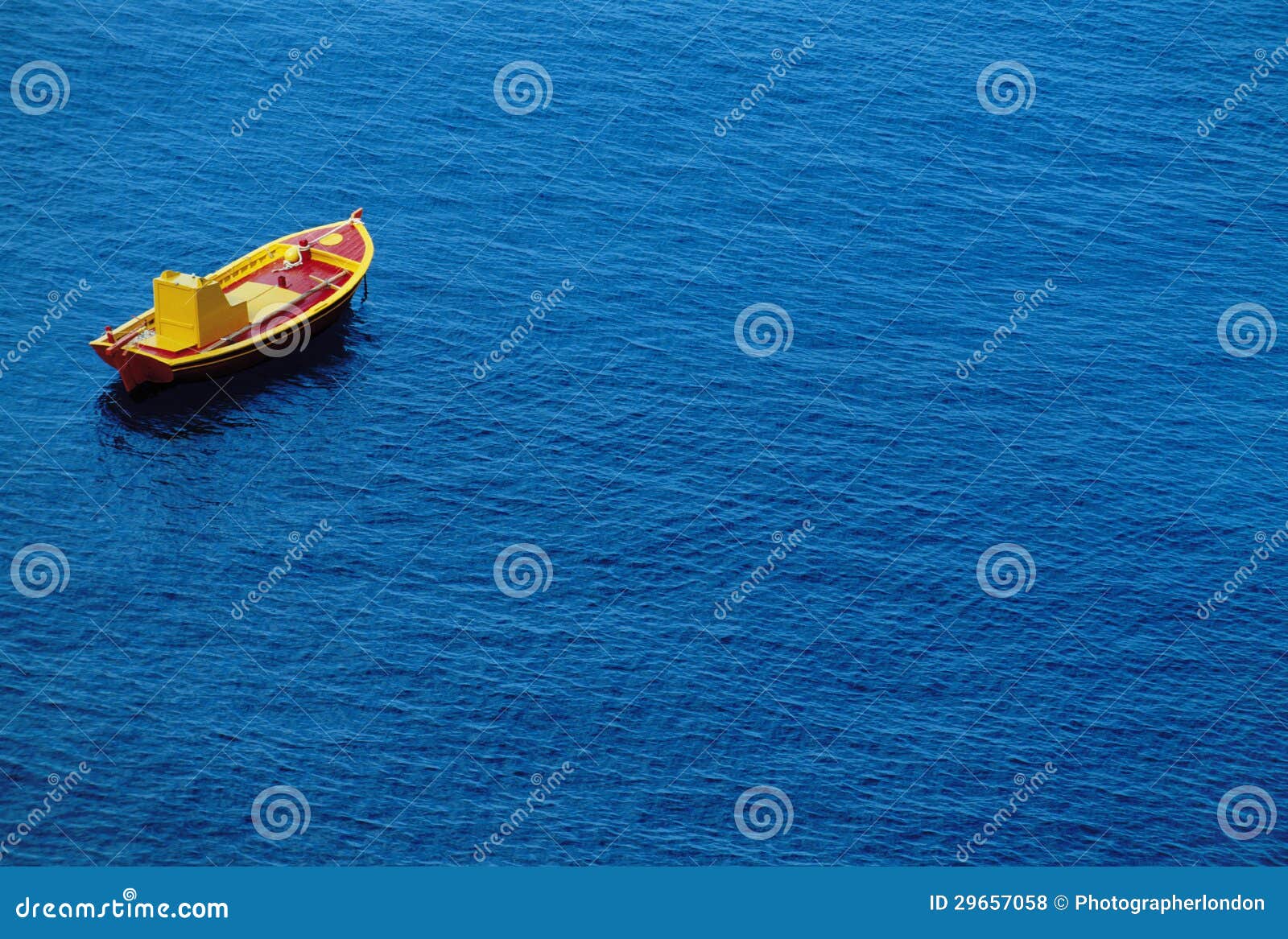 Kleine boot op Water stock foto. Image of klein, kalmte - 29657058