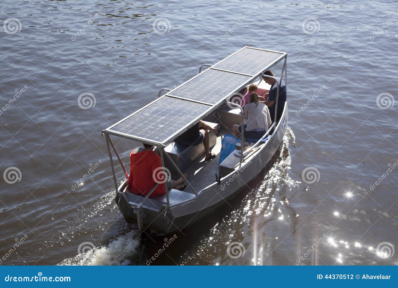 Kleine Boot Op Zonne-energie Redactionele Fotografie - Image of ...