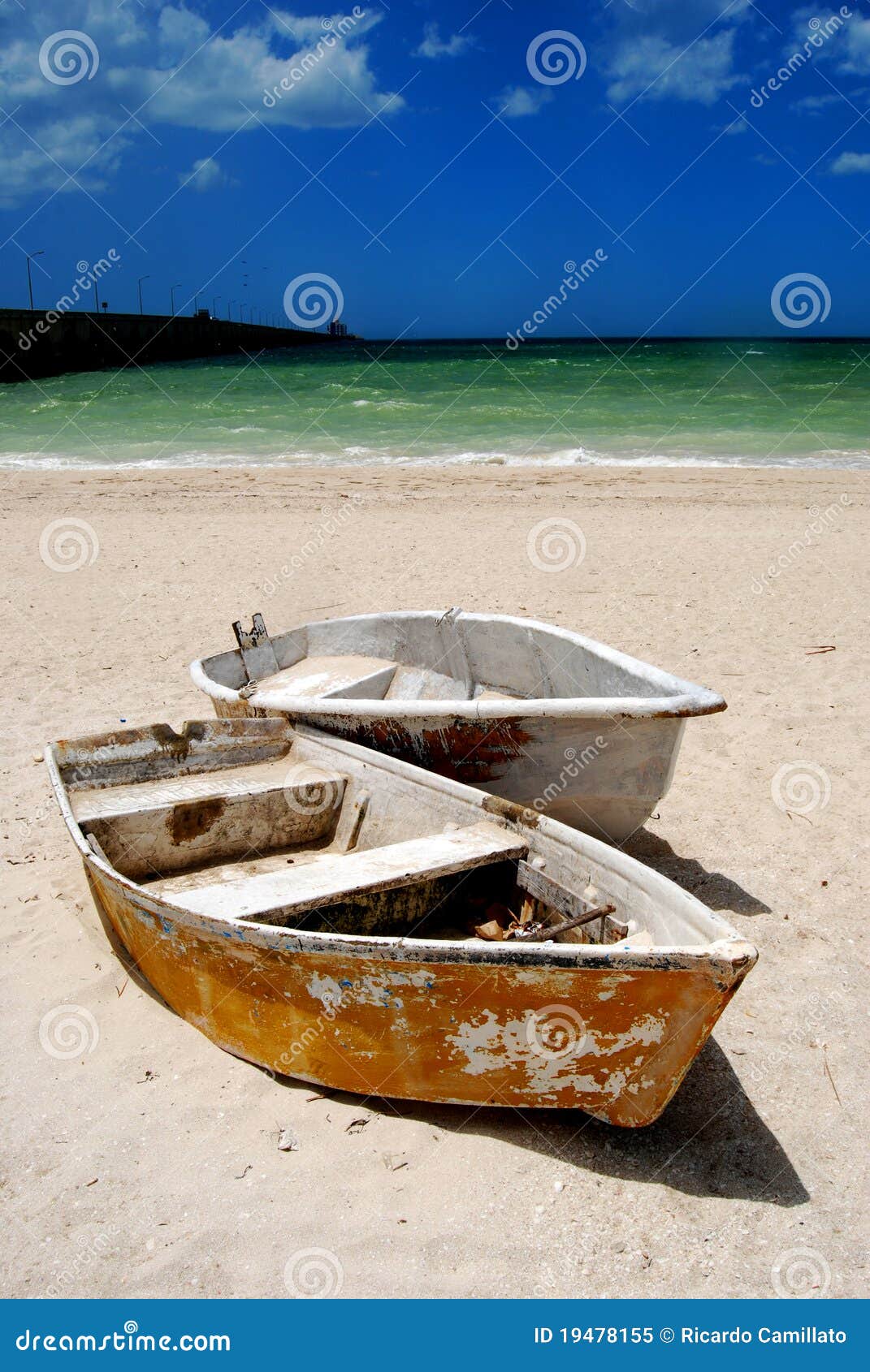 Kleine Boote stockbild. Bild von sand, blau, strand, sonne - 19478155