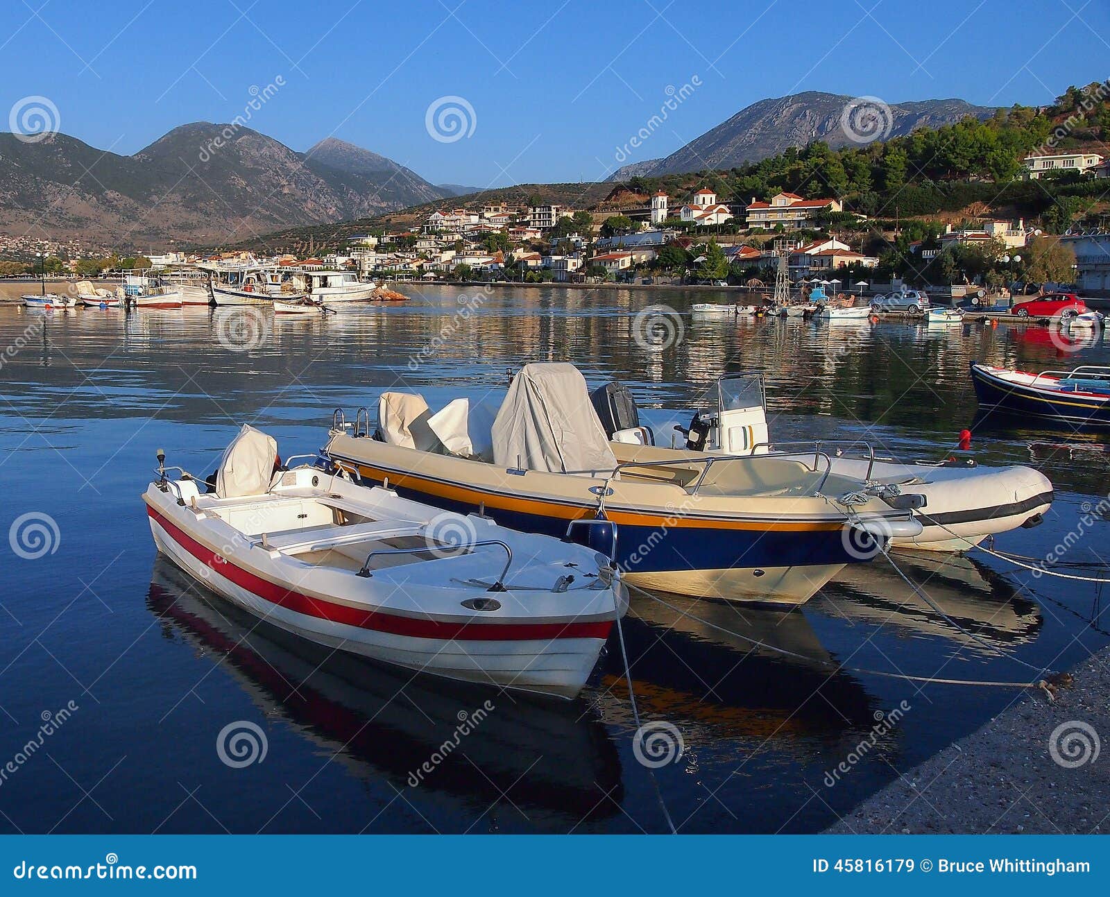 Kleine Boote Im Hafen, Eratini Redaktionelles Stockbild - Bild von golf ...