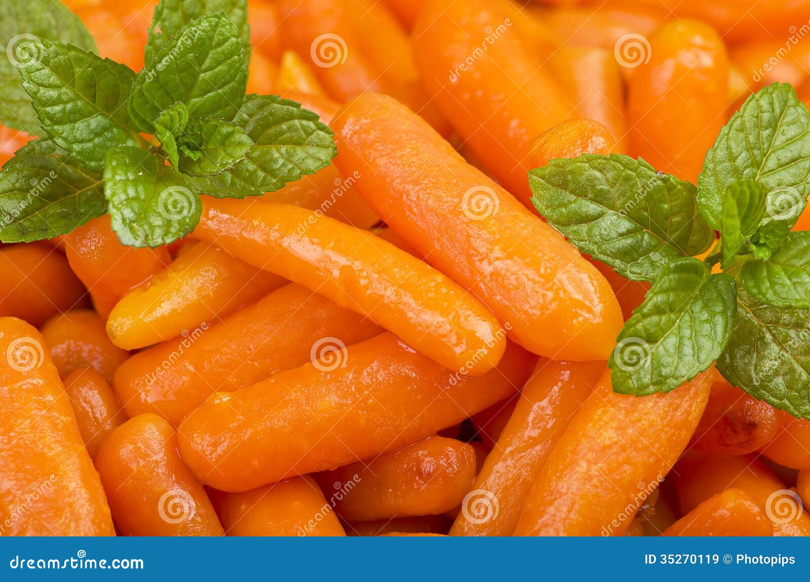 Kleine gekookte wortelen stock afbeelding. Image of munt - 35270119