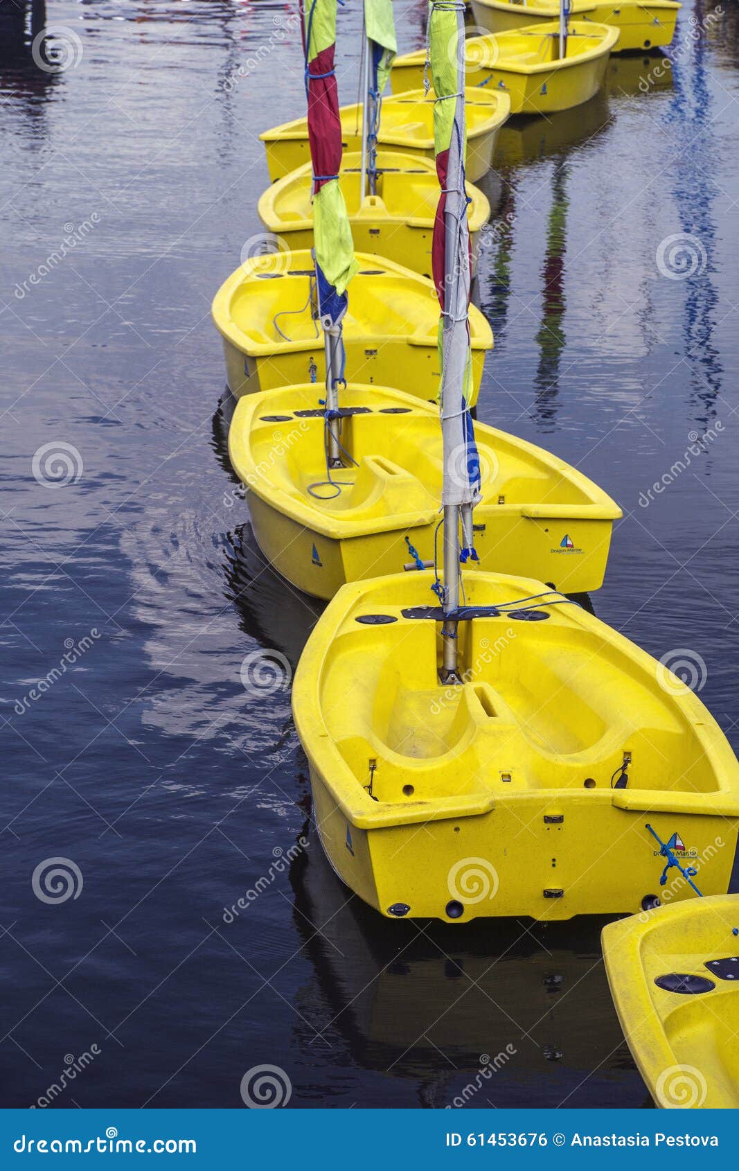 Kleine Gelbe Boote Auf Dem Wasser Stockfoto - Bild von boote, segel ...