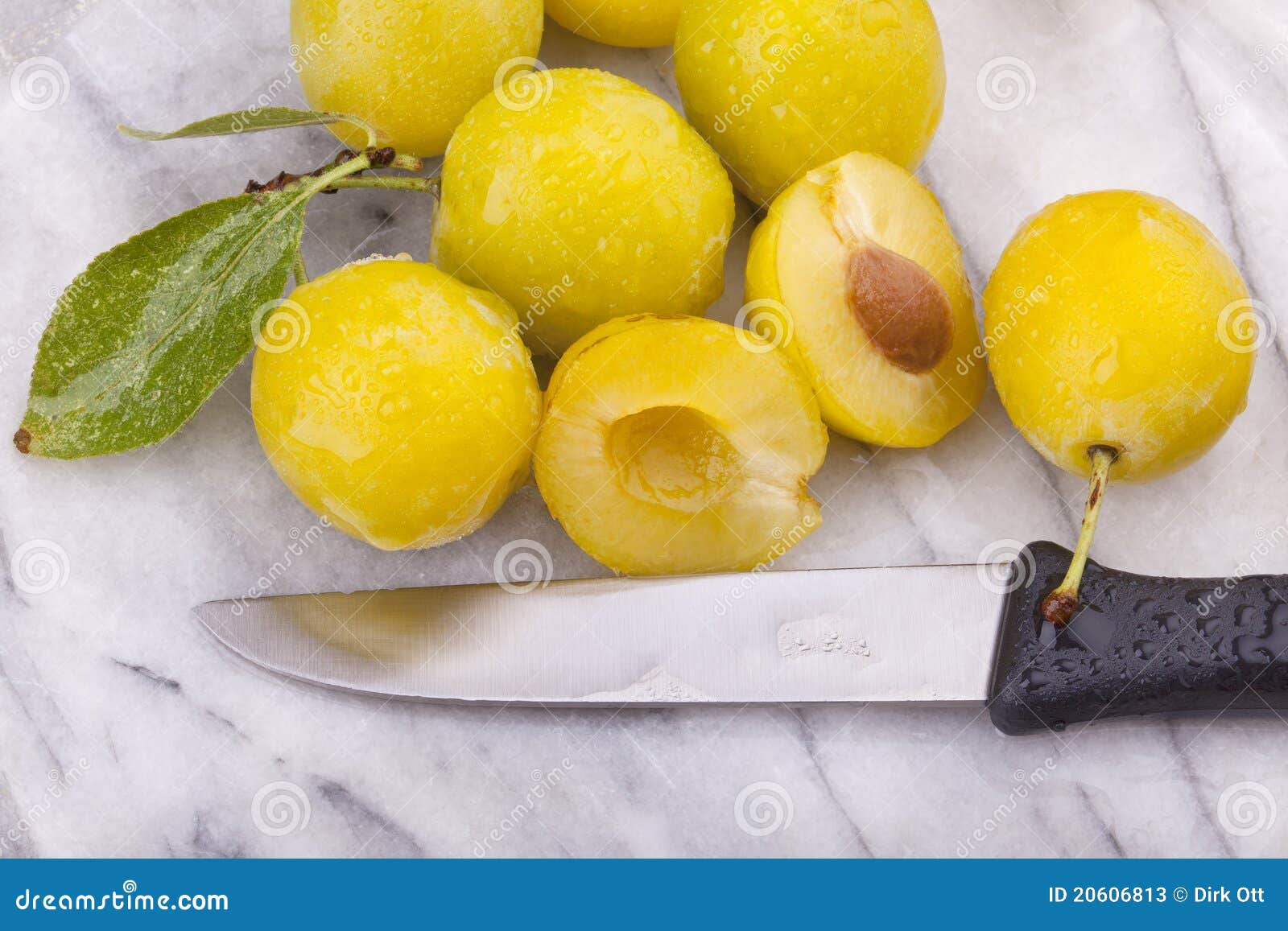 Kleine gele pruimen stock afbeelding. Image of binnen - 20606813