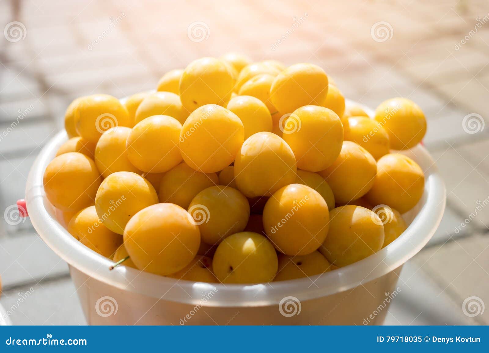 Kleine gele vruchten stock afbeelding. Image of landbouwbedrijf - 79718035