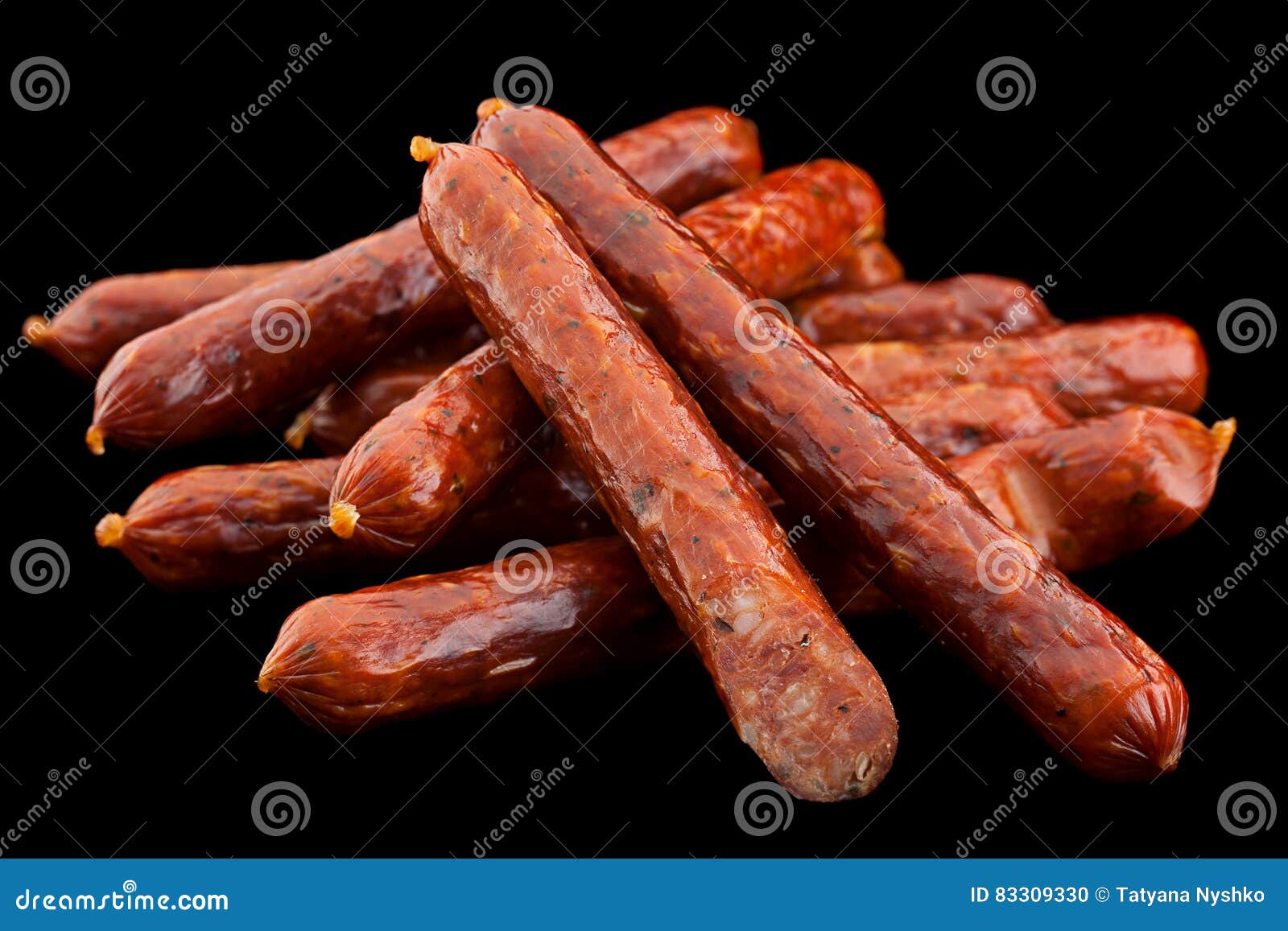 Kleine Gerookte Worst Op Zwarte Stock Foto - Image of plak, gerookt ...