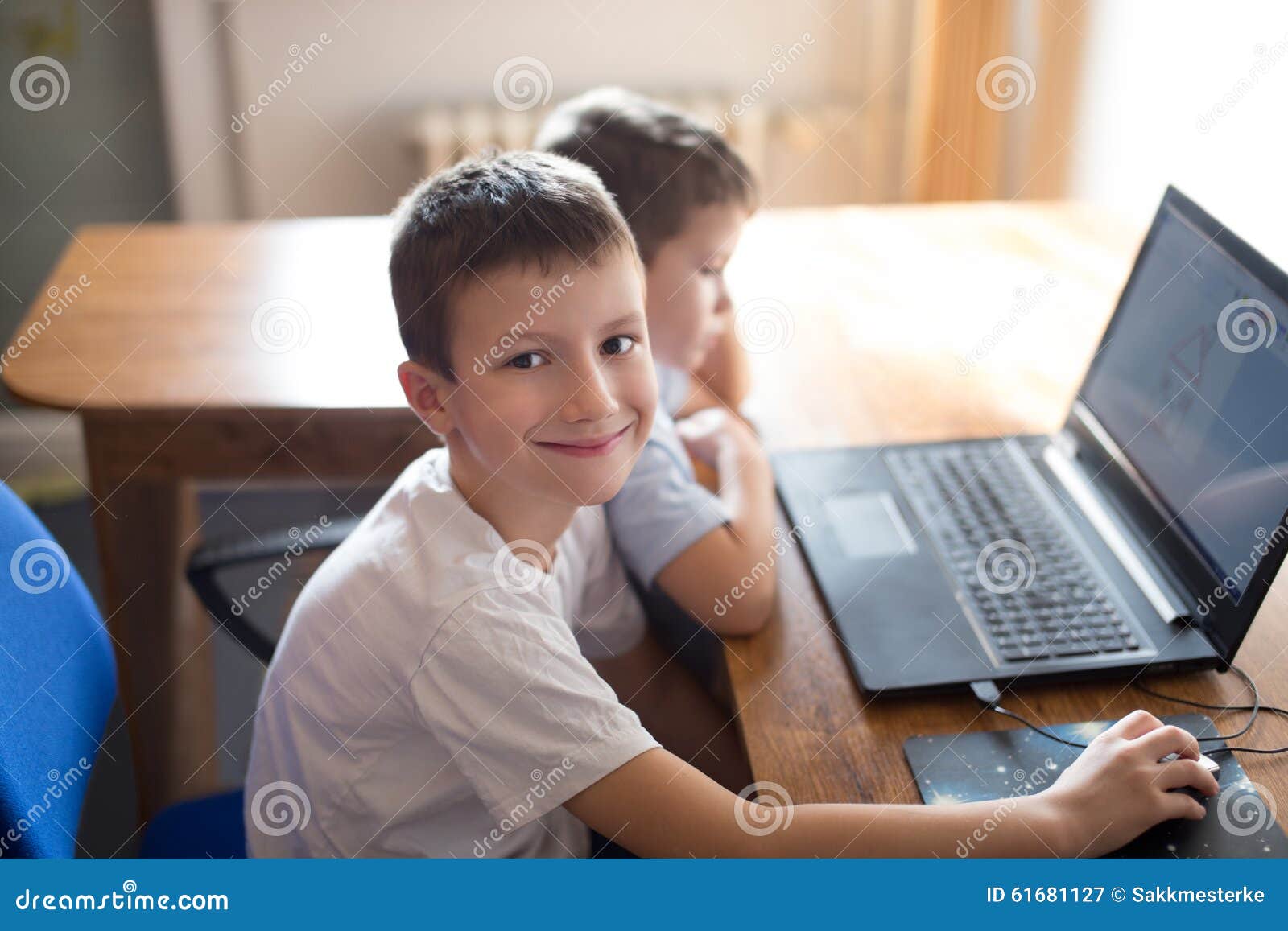 Kleine Jungen, Die am Computer Lernen Stockbild - Bild von ...