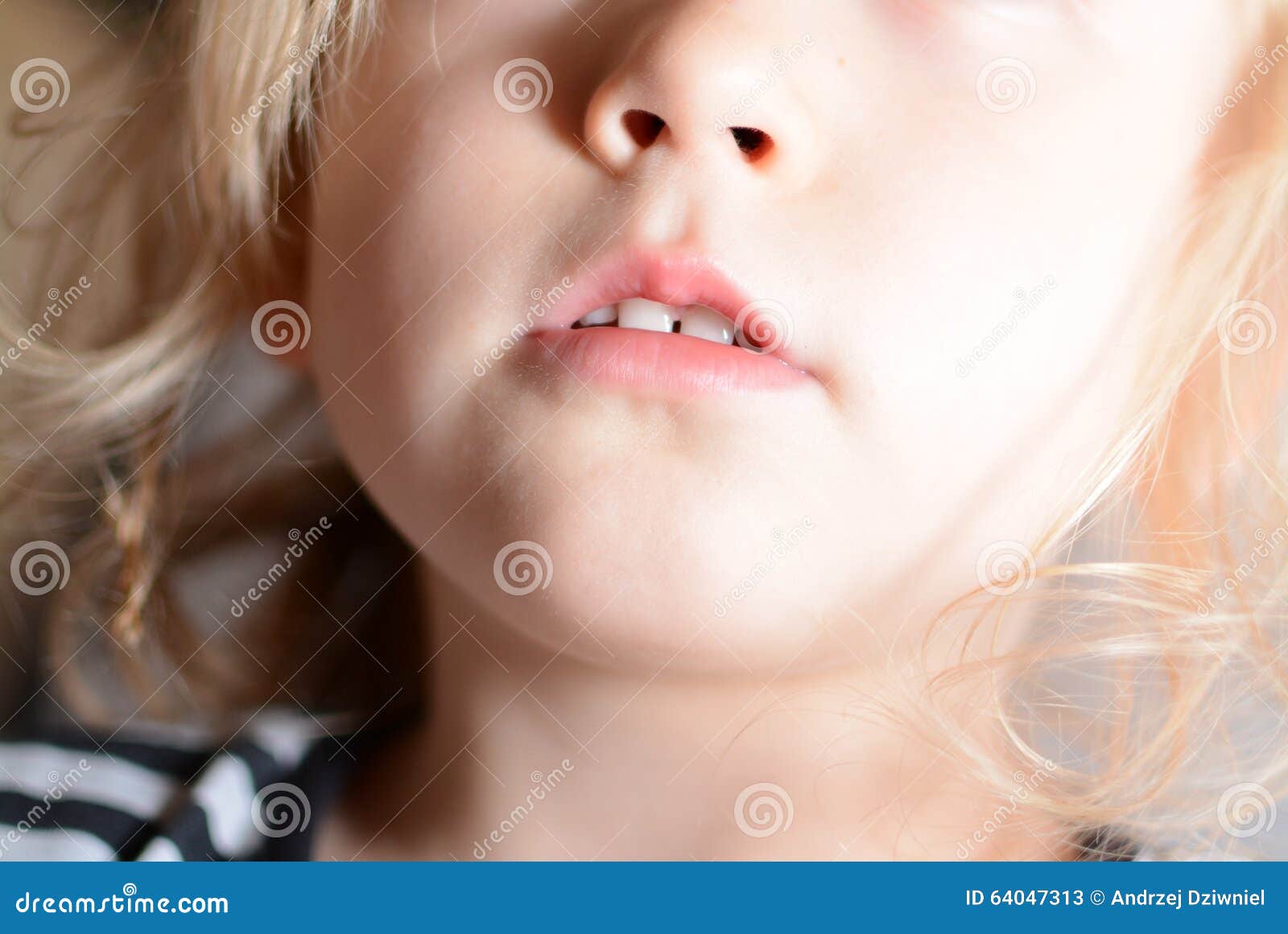 Kleine lippen stock afbeelding. Image of gezicht, kind - 64047313