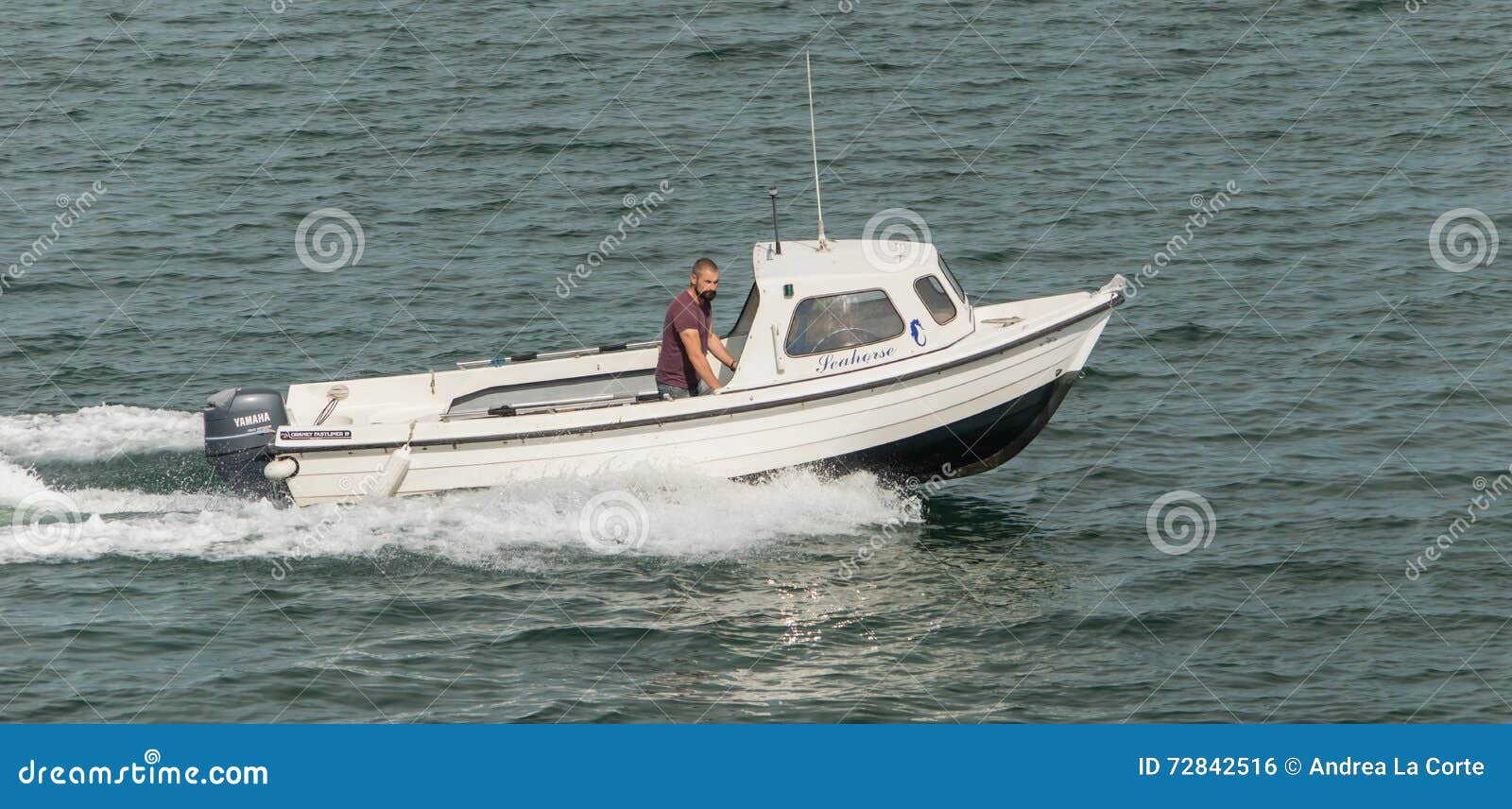 Kleine motorboot redactionele foto. Image of zijn, jong - 72842516