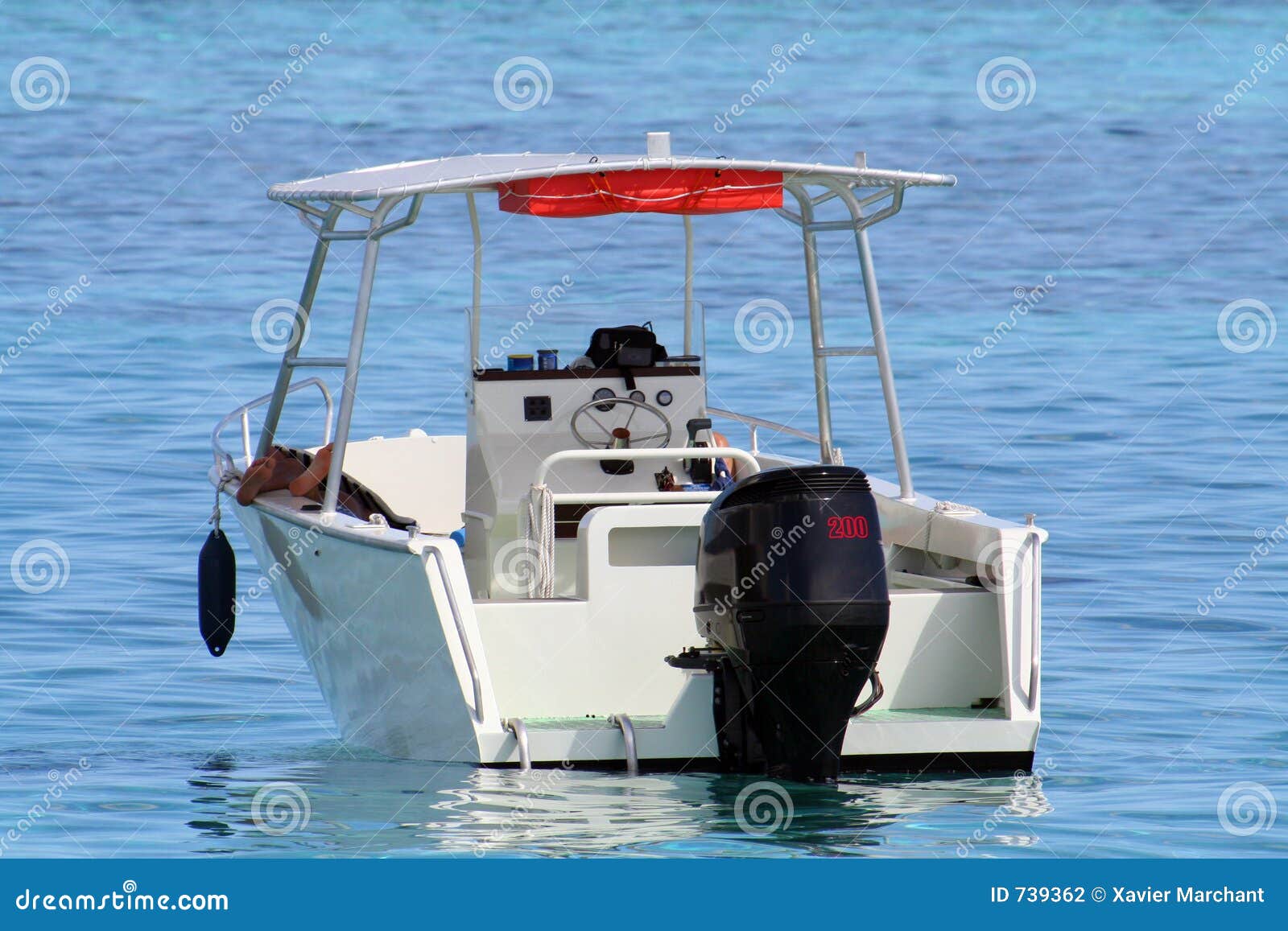 Kleine motorboot stock foto. Image of lagune, boot, meer - 739362