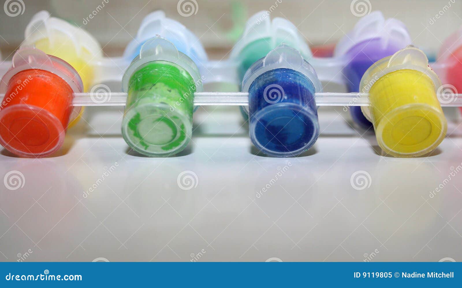 Kleine potten van verven stock afbeelding. Image of potten - 9119805