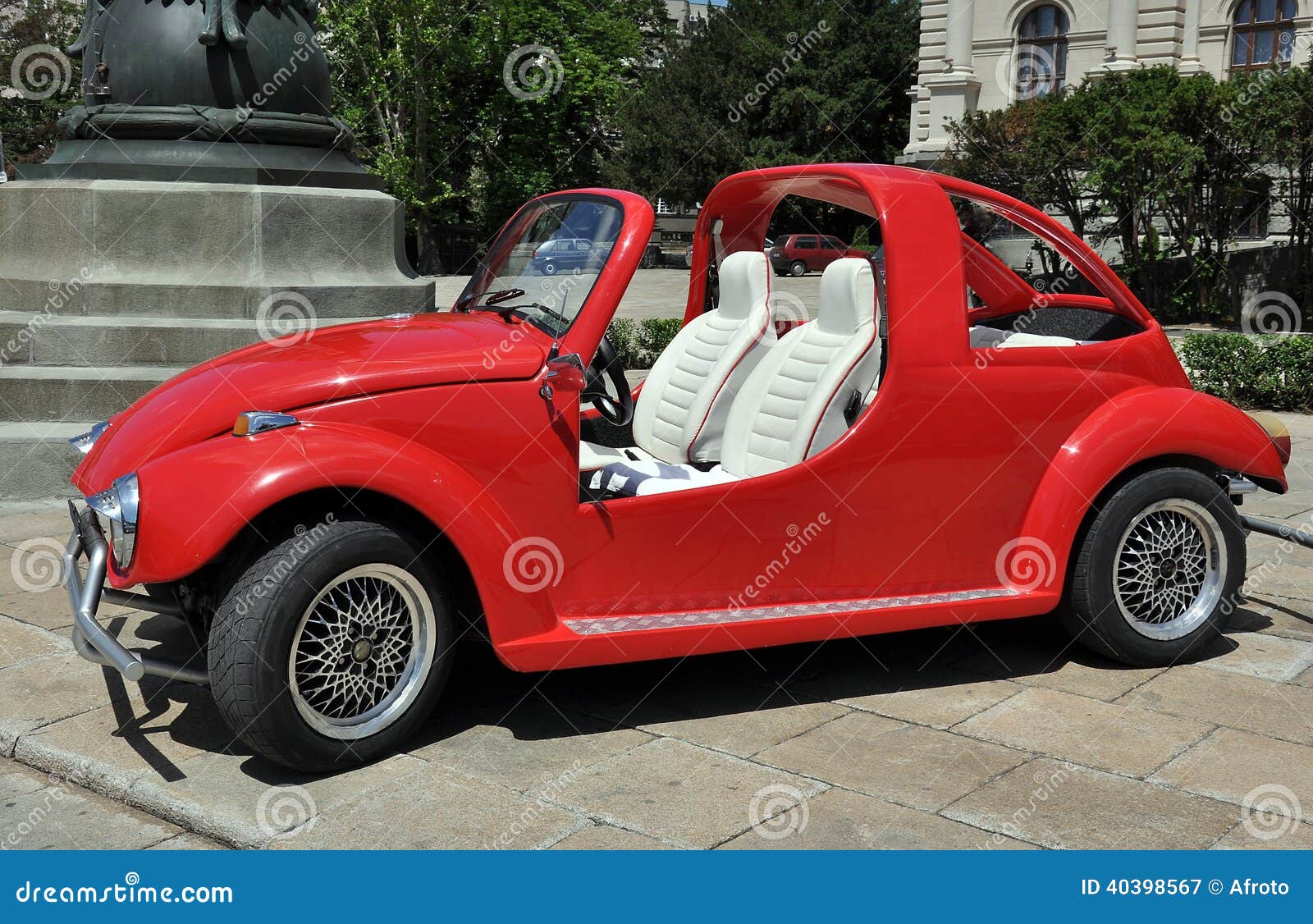 Kleine rode auto stock afbeelding. Image of stormloop - 40398567