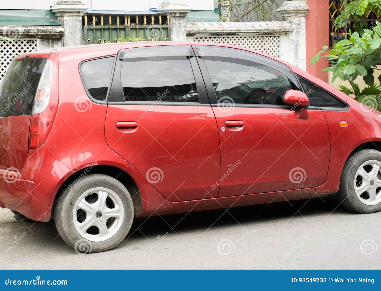 KLEINE RODE AUTO MET VIER DEUREN Stock Afbeelding - Image of straat ...