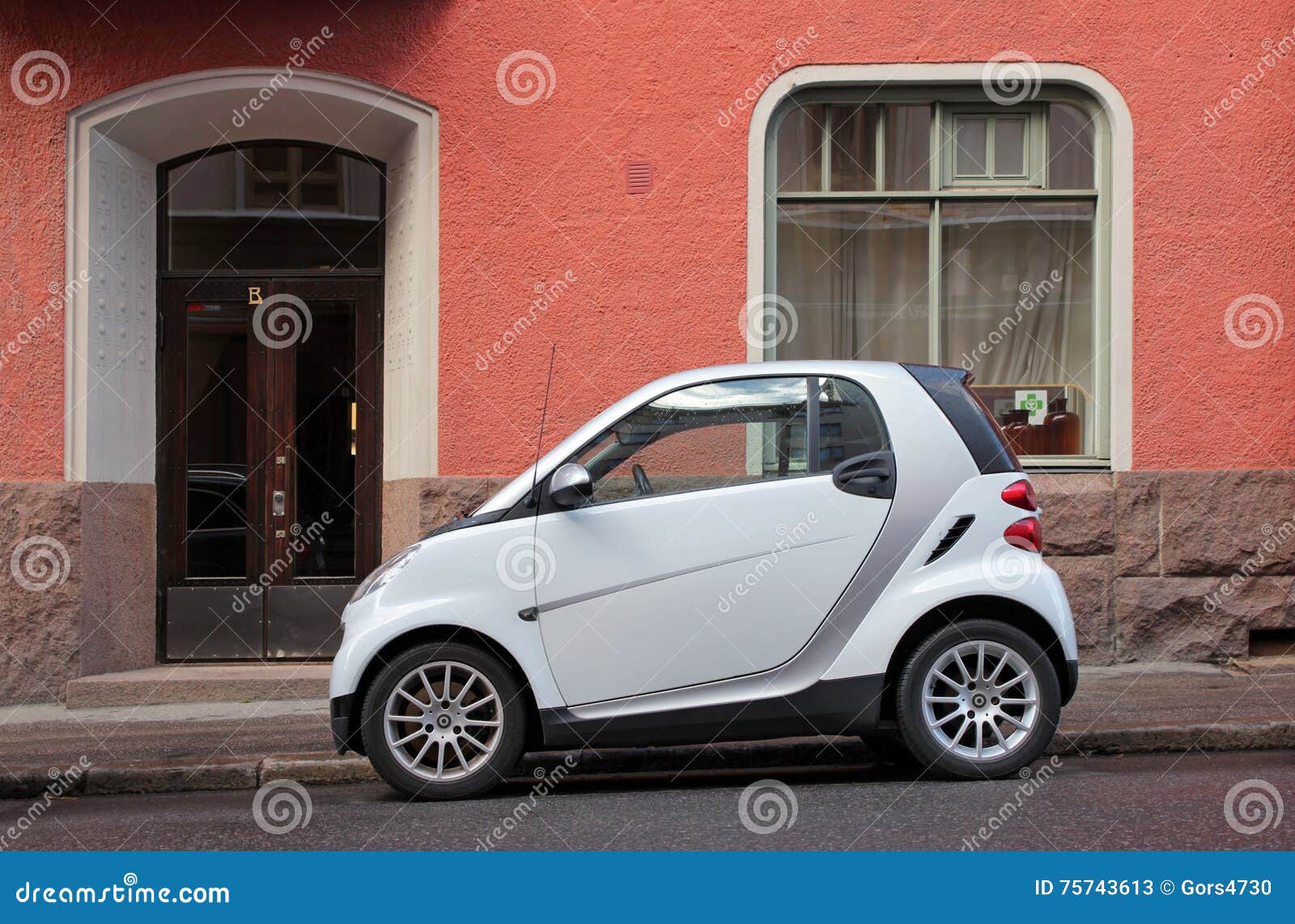 Kleine stadsauto stock afbeelding. Image of europees - 75743613