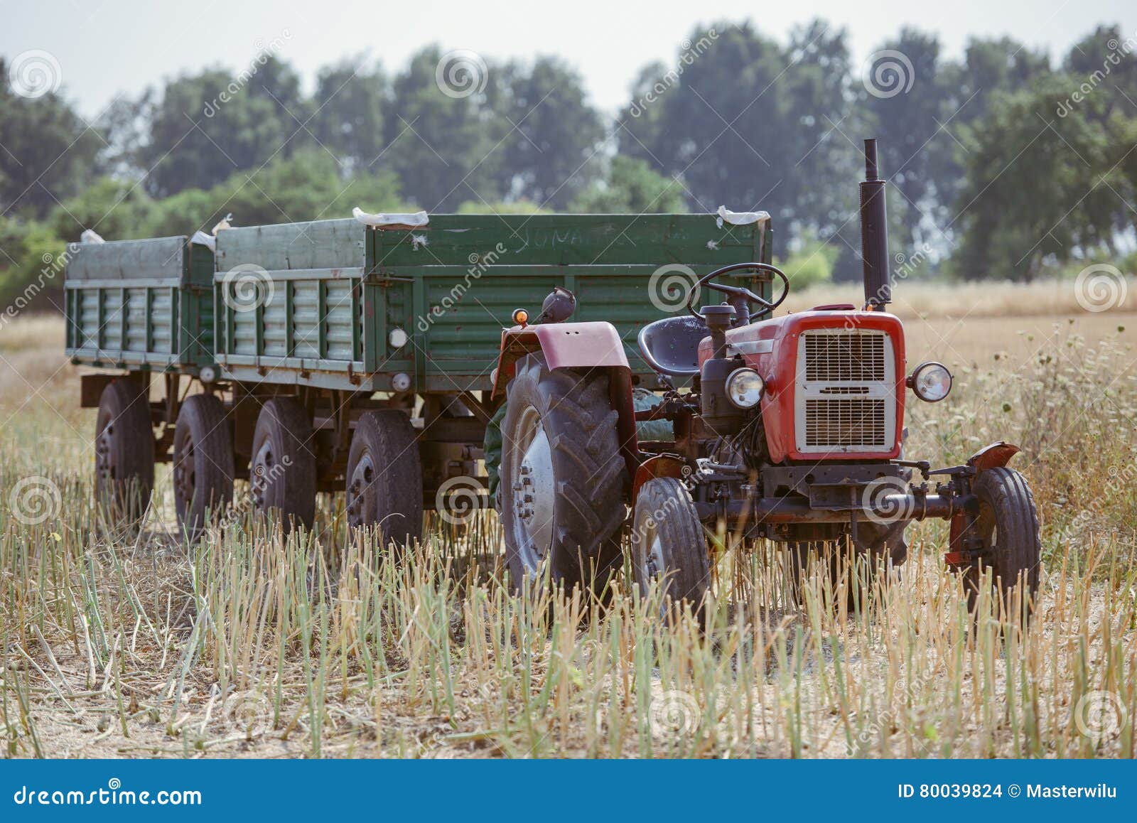 Kleine Tractor Met Aanhangwagen Stock Foto - Image of landbouwbedrijf ...