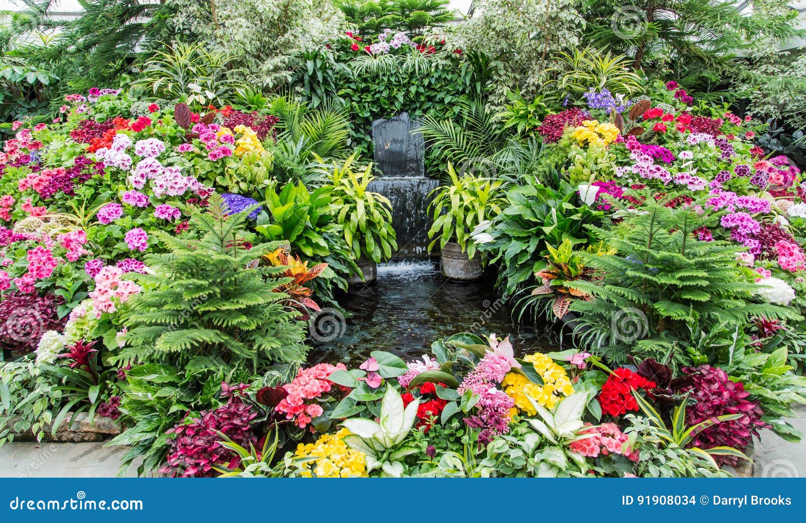 Kleine Vijver in Bloementuin Stock Foto - Image of klein, zwembad: 91908034