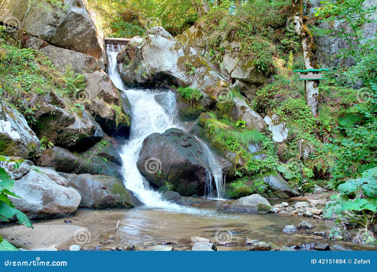 Kleine Waterval stock foto. Image of priester, ecologie - 42151884