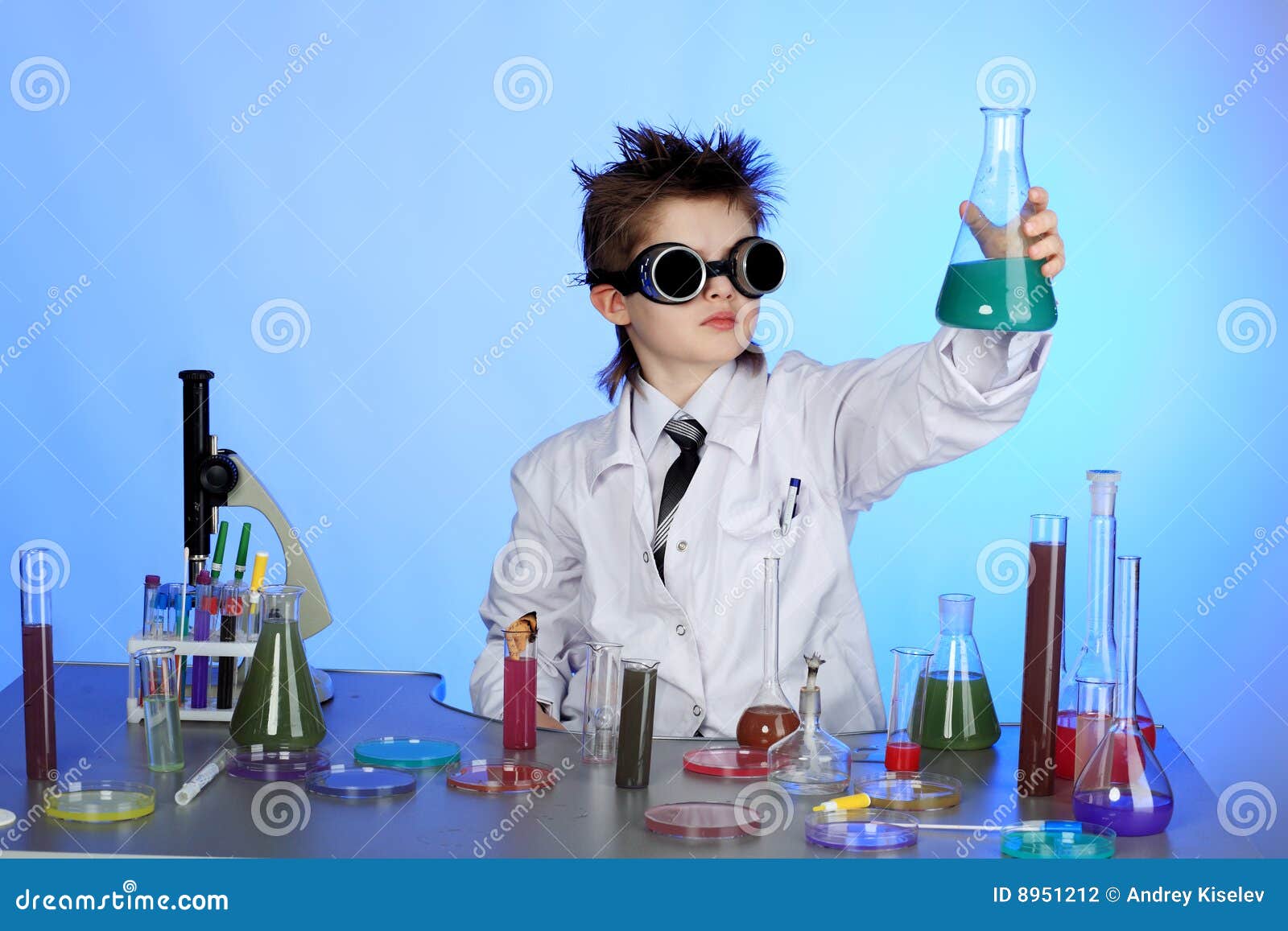 Kleine wetenschapper stock foto. Image of biologie, chemie - 8951212