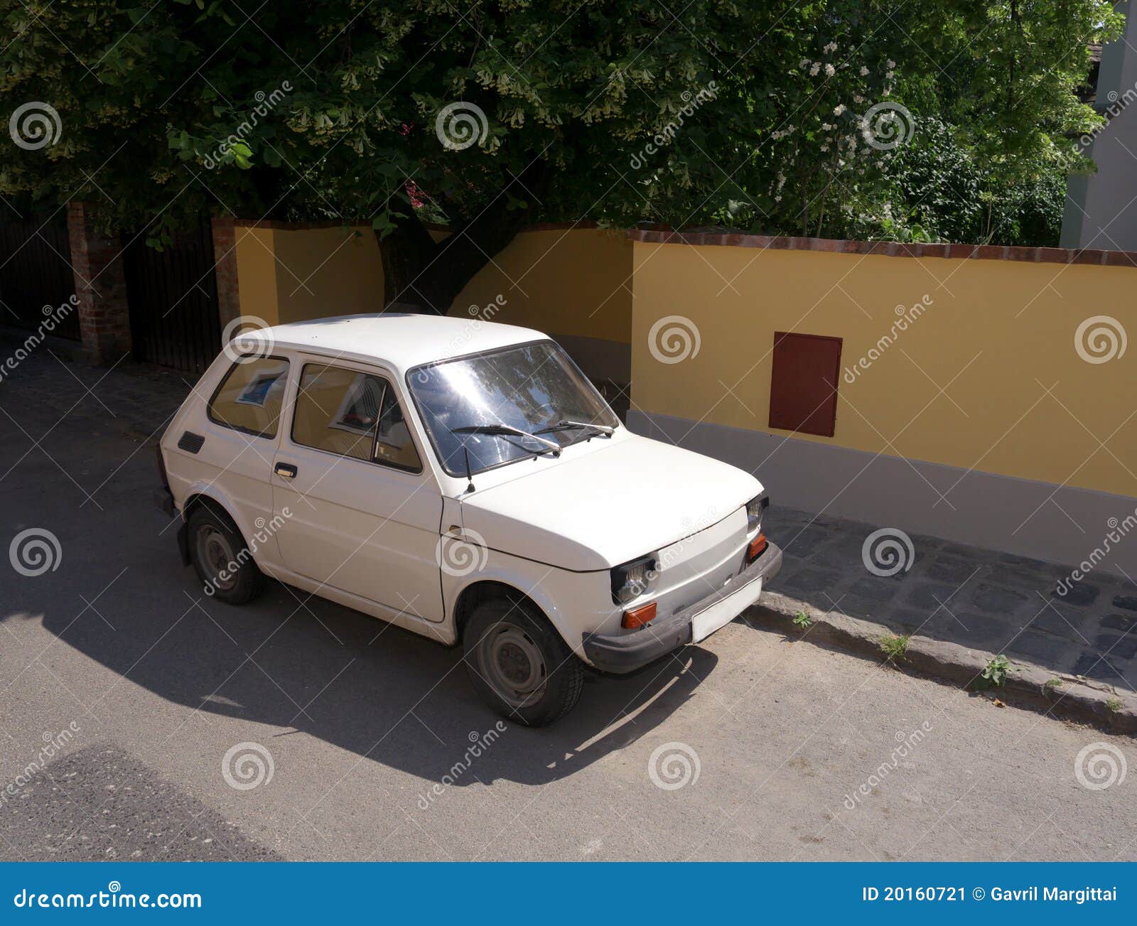 Kleine Witte Auto Op Middeleeuwse Straat Stock Afbeelding - Image of ...