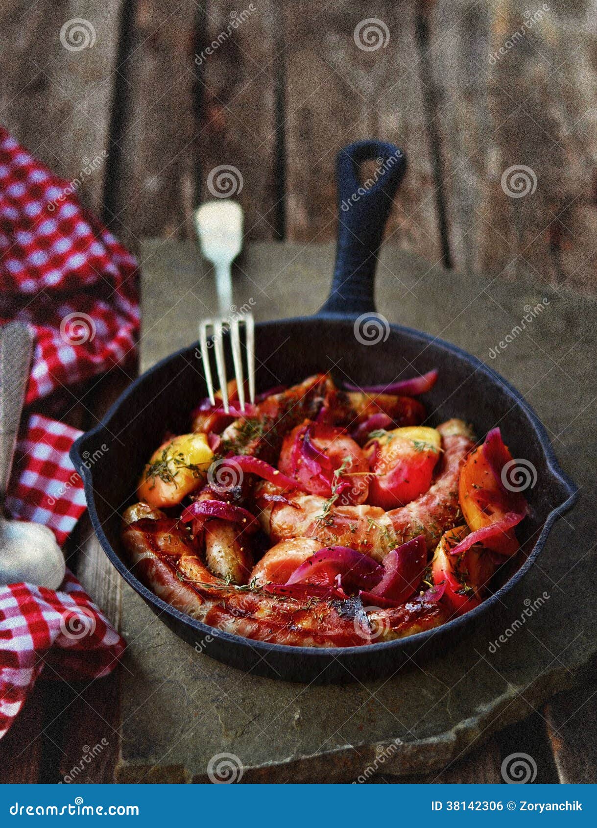 Kleine worst met rode ui stock foto. Image of worst, geroosterd - 38142306