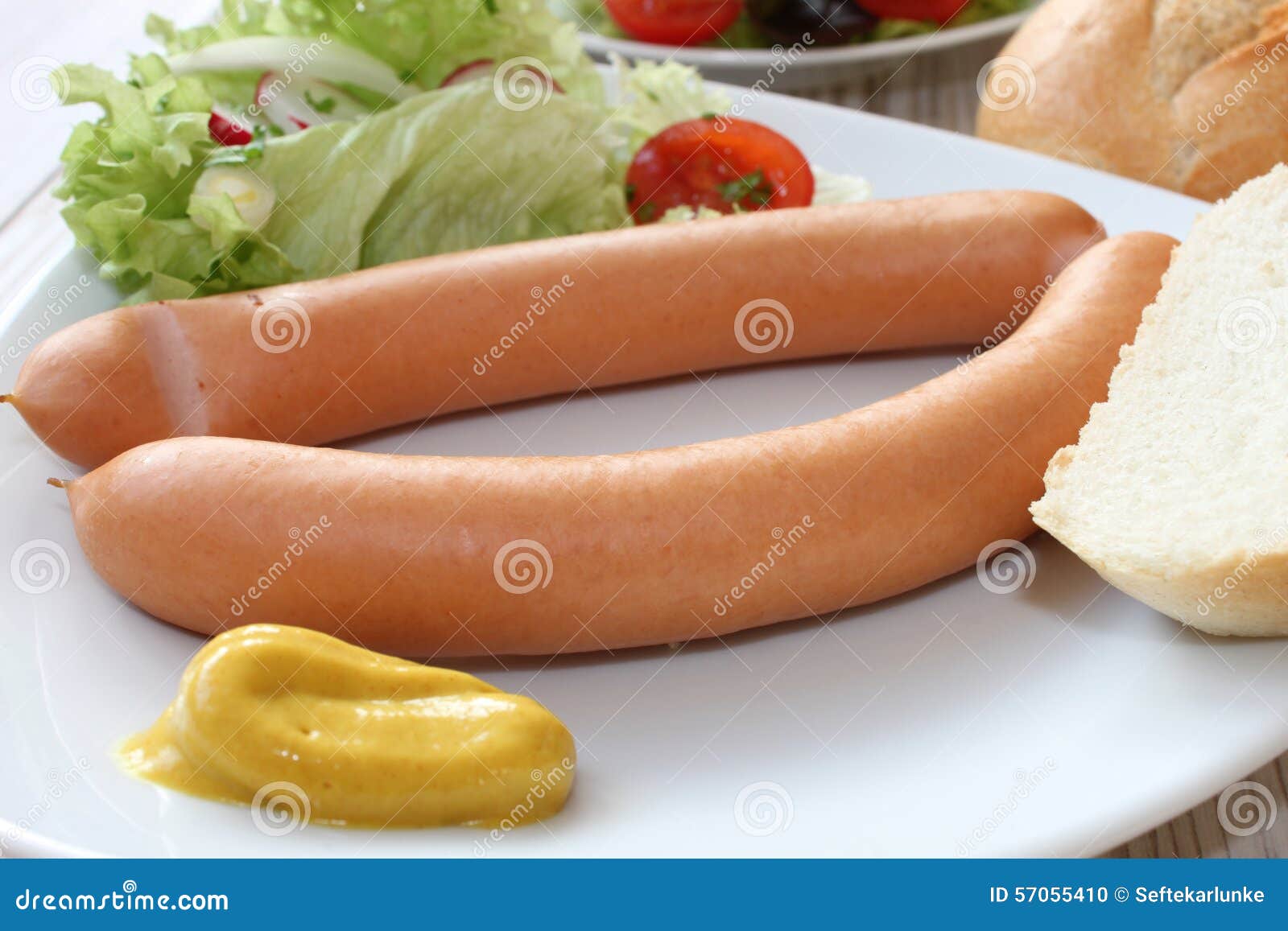 Kleine Wurst Mit Salat Und Brot Stockfoto - Bild von schüssel, tabelle ...