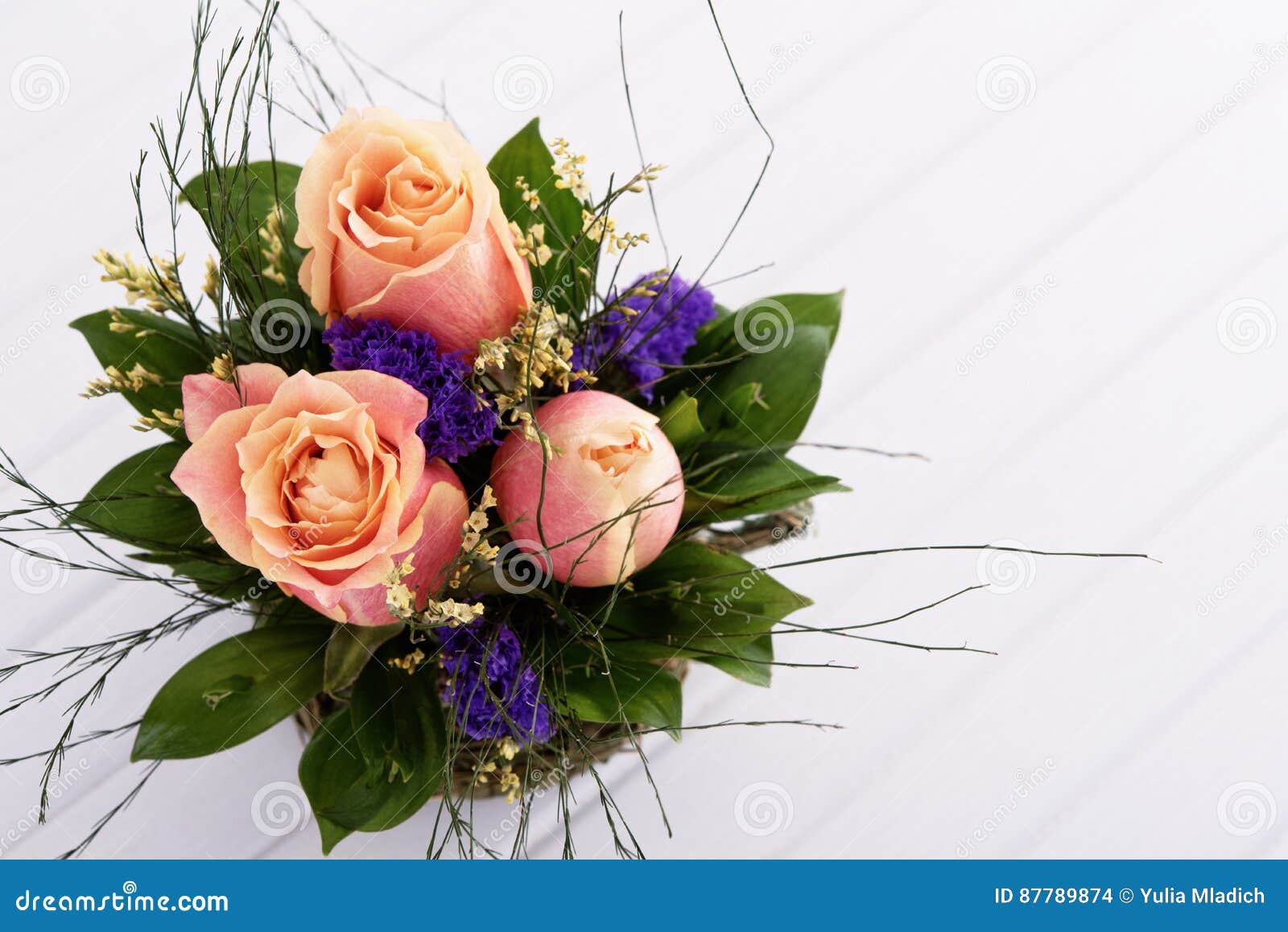 Kleiner Blumenstrauß Auf Tabelle Stockfoto - Bild von nahaufnahme ...