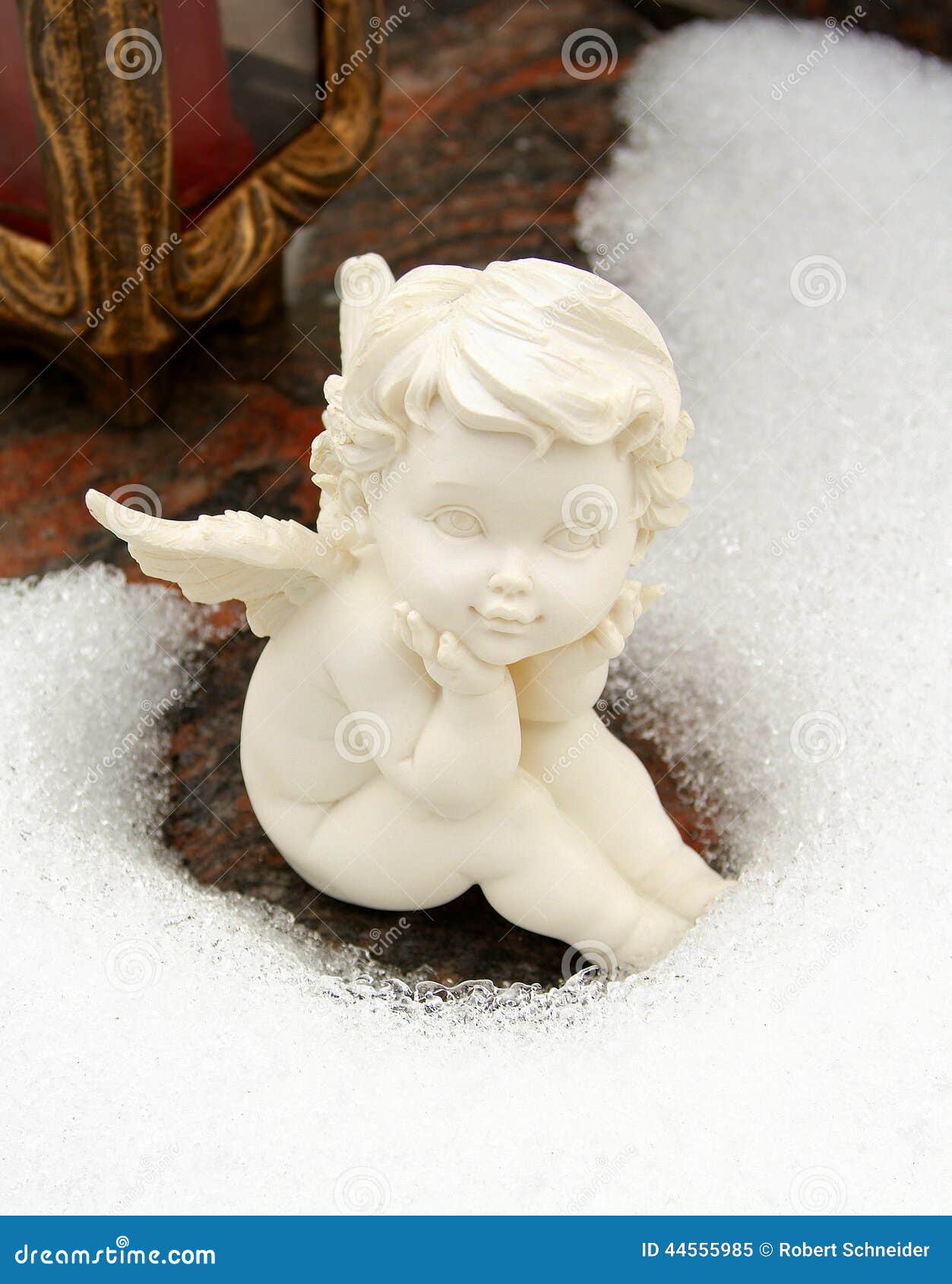 Kleiner Engel im Schnee stockbild. Bild von flügel, wunder - 44555985