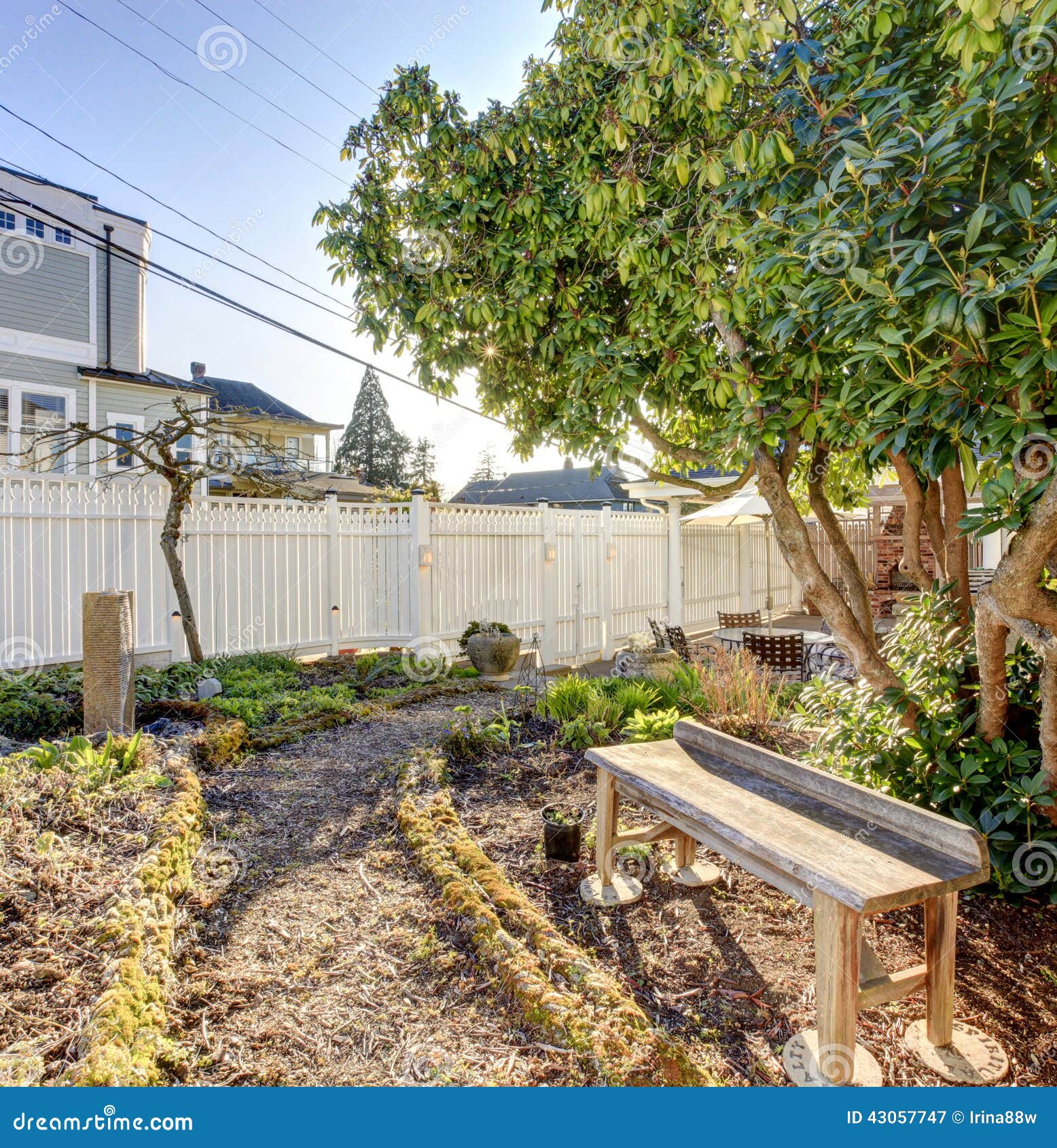 Kleiner Hinterhofgarten Mit Holzbank Stockbild - Bild von nordwest ...