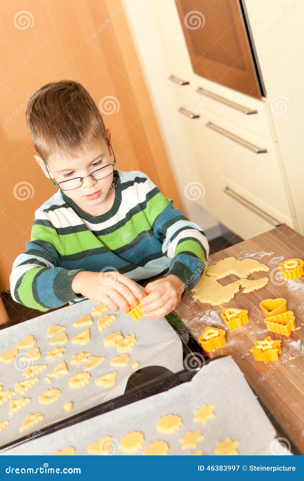 Kleiner Junge backt stockbild. Bild von weihnachten, kinder - 46383997