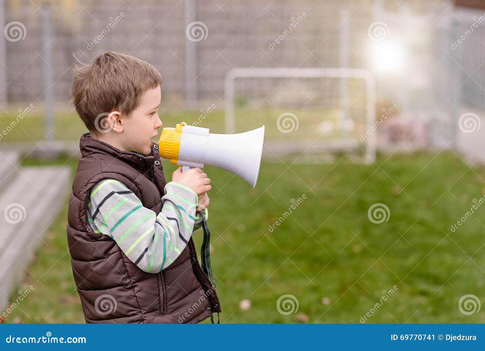 Kleiner Junge, Der Durch Ein Megaphon Schreit Stockbild - Bild von ...