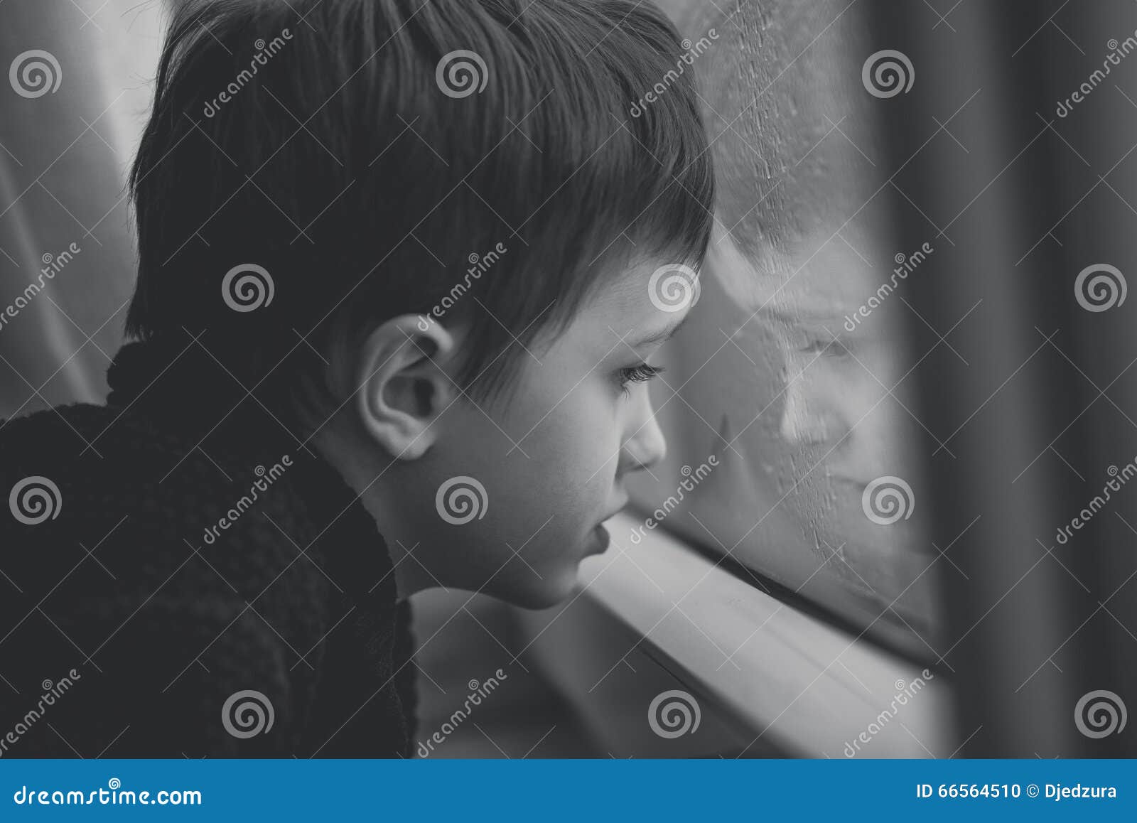 Kleiner Junge, Der Durch Fenster Den Halt Regnet - Schwarzweiss Wartet ... Kleiner Junge, Der Durch Fenster Den Halt Regnet - Schwarzweiss Wartet ...