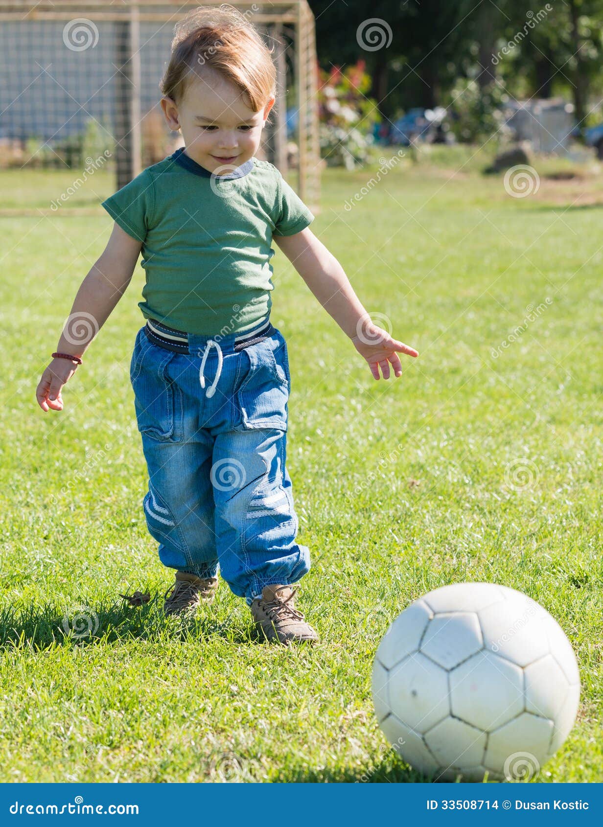 Kleiner Junge, Der Mit Ball Spielt Stockfoto - Bild von aufwerfung ...