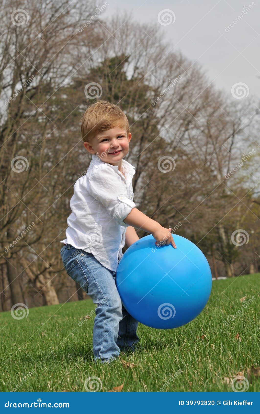 Kleiner Junge, Der Mit Blauem Ball Spielt Stockfoto - Bild von ...