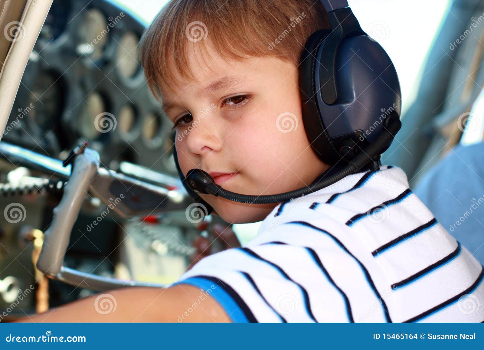 Kleiner Junge, Der Piloten Im Flugzeug Spielt Stockfoto - Bild von ...
