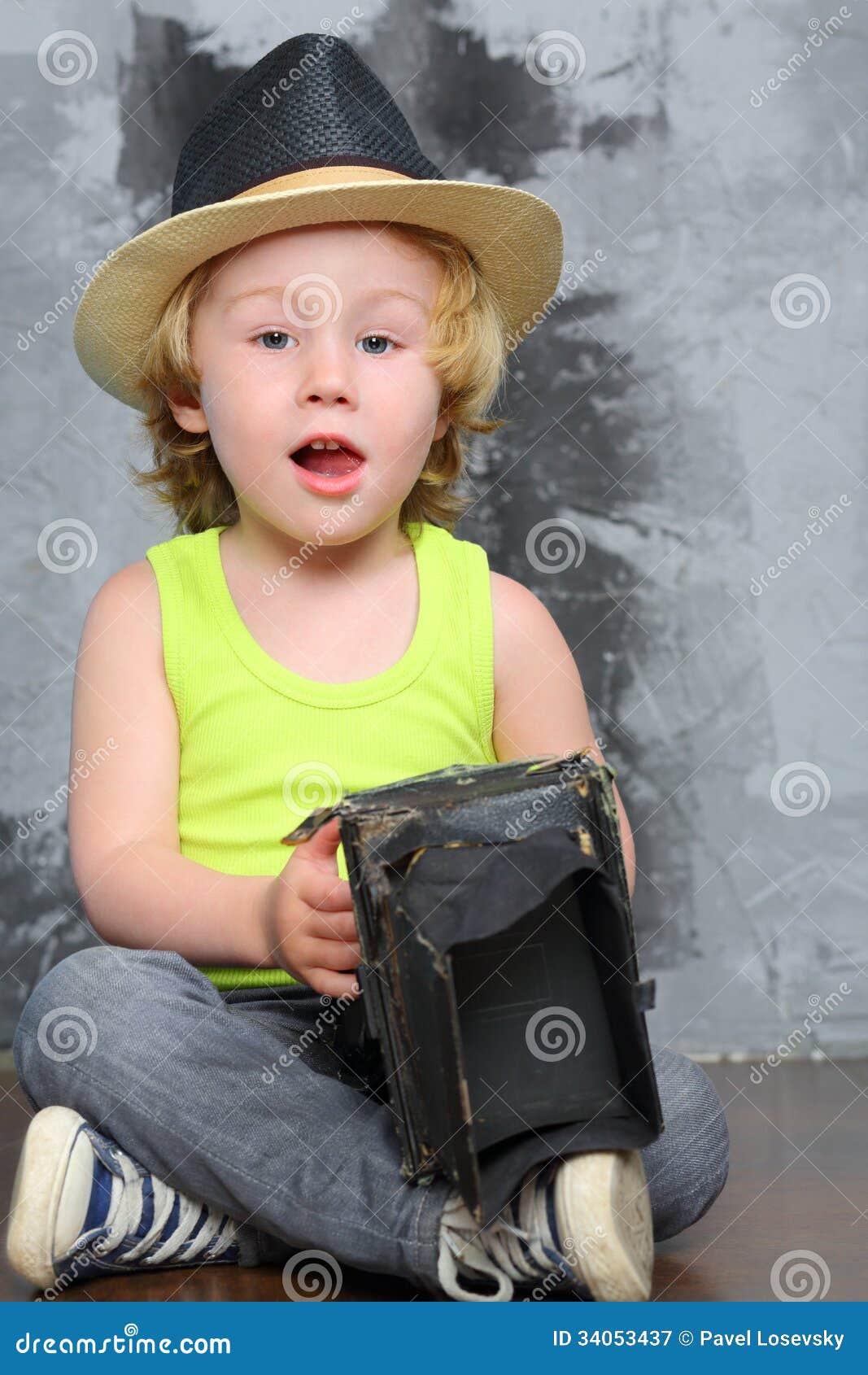 Kleiner Junge Im Hut Sitzt Auf Dem Boden Stockbild - Bild von ...