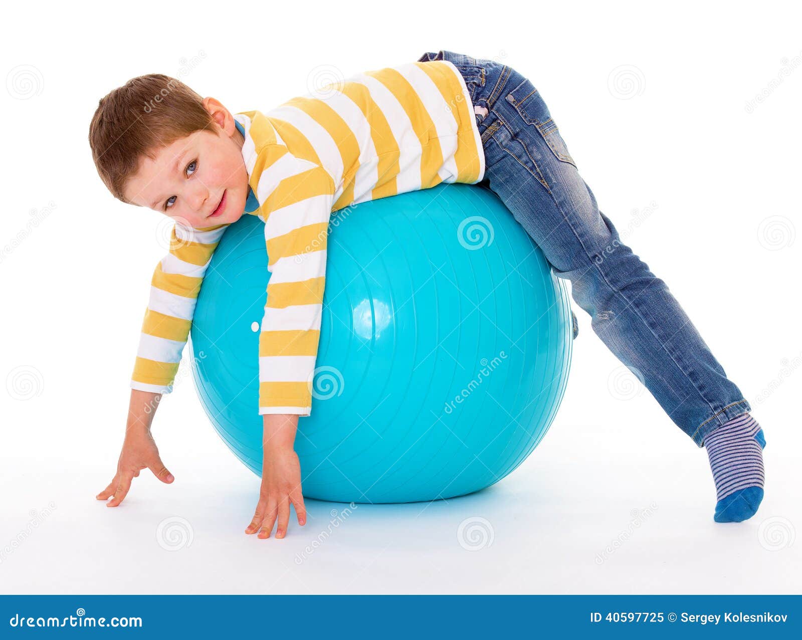 Kleiner Junge Mit Einem Großen Ball Stockbild - Bild von zicklein ...