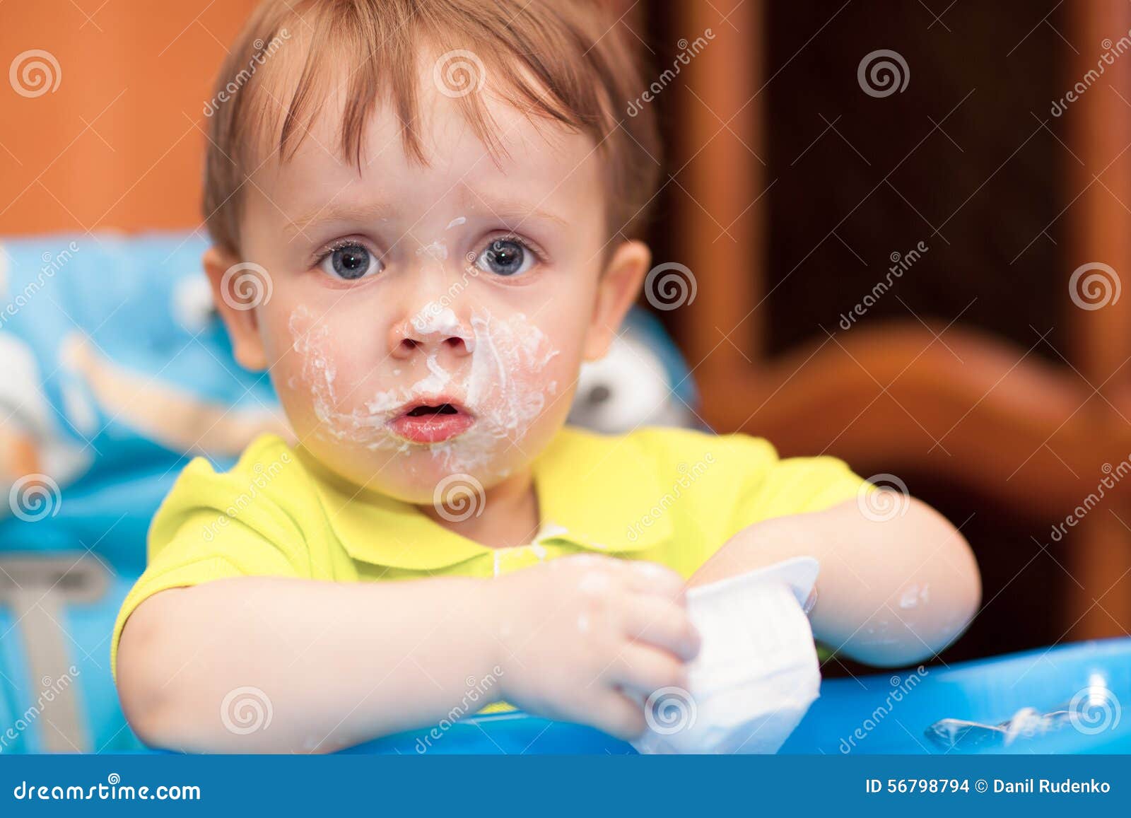 Kleiner Junge Mit Gesicht Erhielt Schmutzig Stockfoto - Bild von leute ...