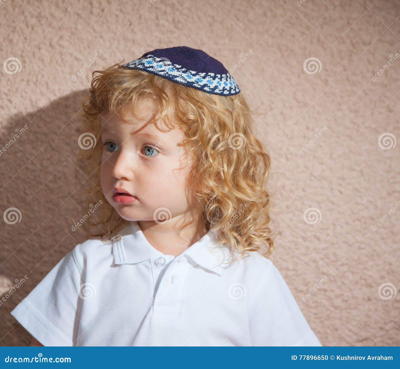 Kleiner Junge Mit Langen Blonden Locken Stockfoto - Bild von schön ...