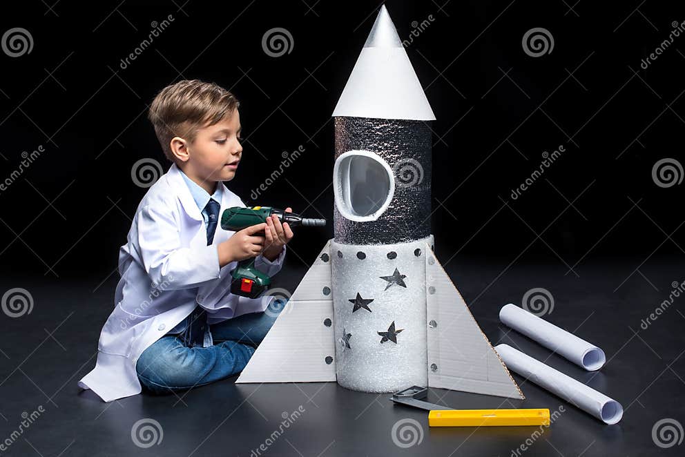 Kleiner Junge mit Rakete stockbild. Bild von wissenschaft - 90785339