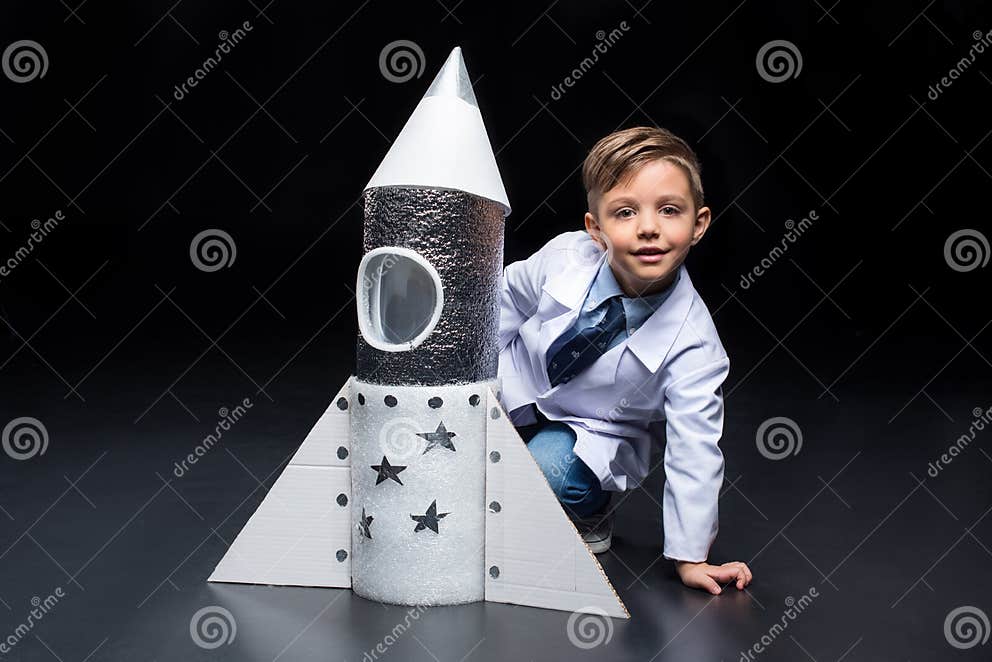 Kleiner Junge mit Rakete stockfoto. Bild von kaukasisch - 90785456
