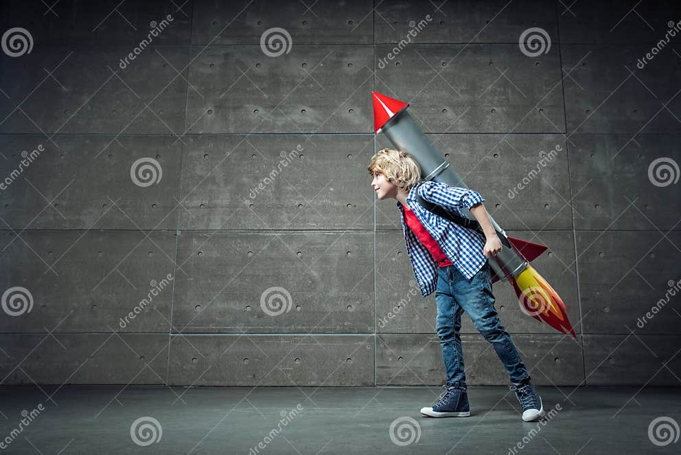 Kleiner Junge Mit Rakete Im Studio Stockbild - Bild von kaukasisch ...