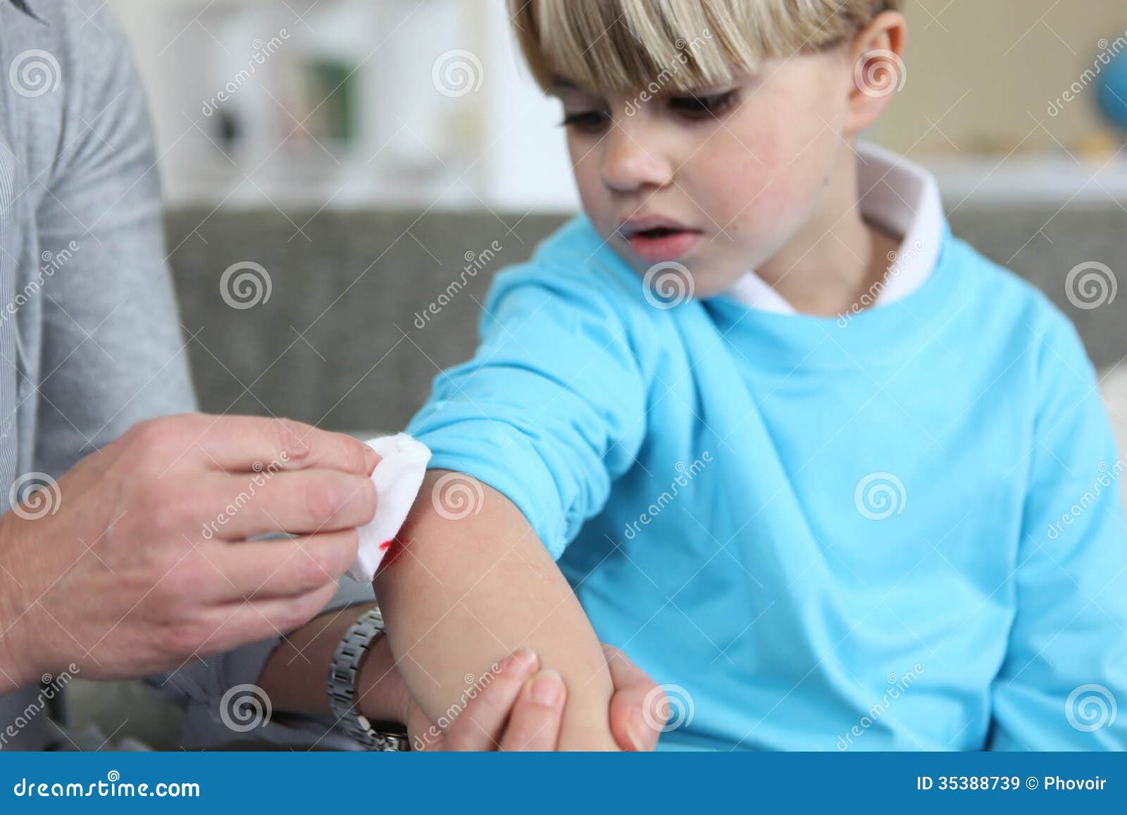Kleiner Junge Mit Weiden Lassenem Ellbogen Stockbild - Bild von ...