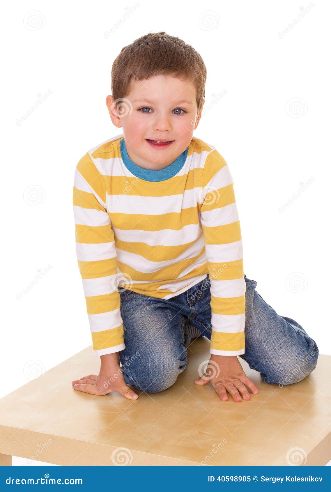 Kleiner Junge Sitzt Auf Dem Tisch Stockbild - Bild von kind, kaukasisch ...