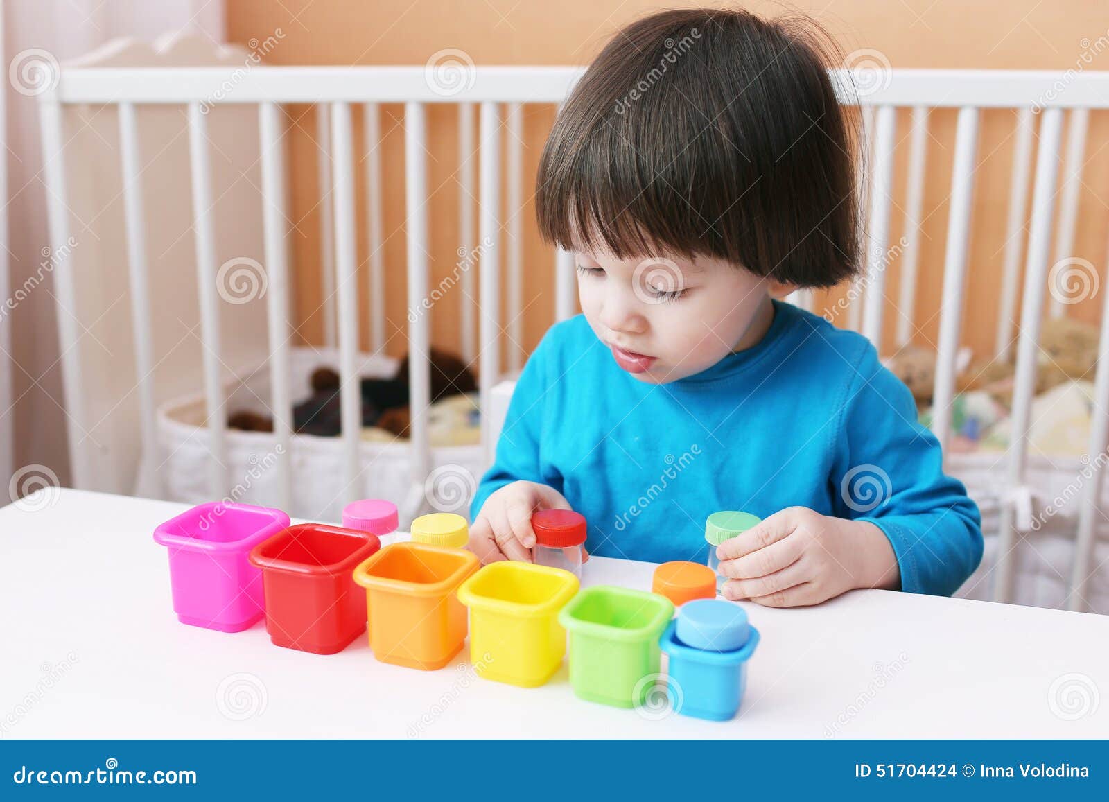 Kleiner Junge Sortiert Details Durch Farbe Stockfoto - Bild von farbe ...