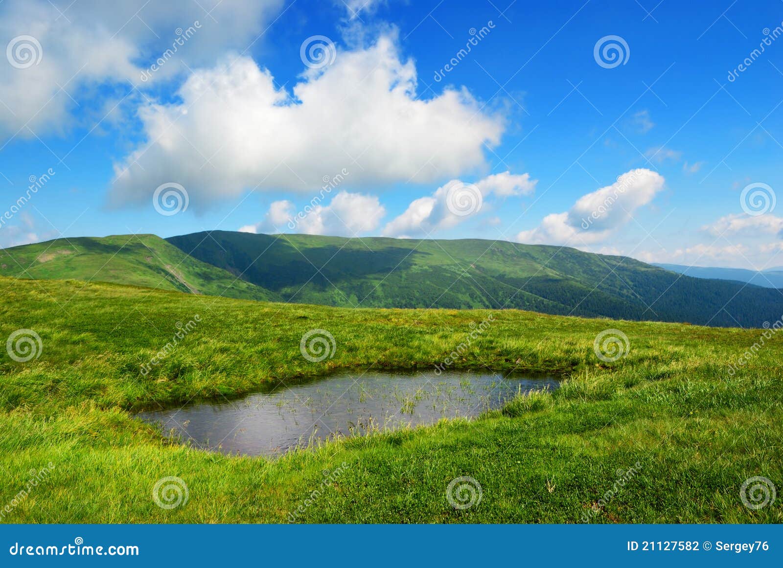 Kleiner See Auf Wiese Und Wolken Stockfoto - Bild von flaumig, blau ...